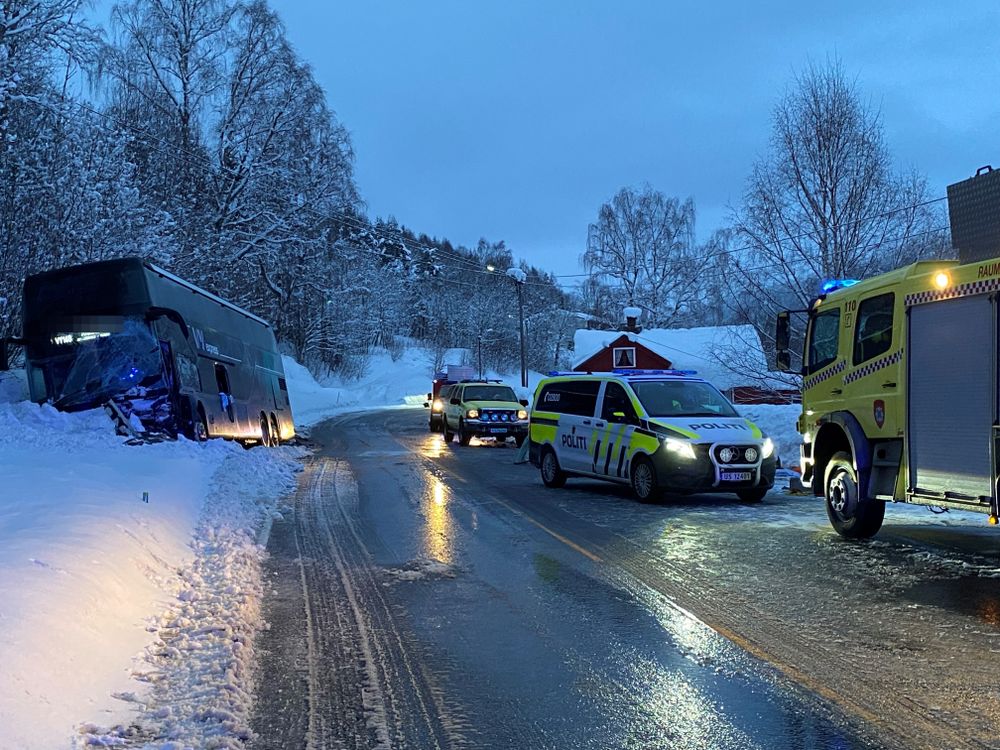 E 136: Én kritisk skadd i ulykke mellom bil og buss - driva.no E 136: Én kritisk skadd i ulykke mellom bil og buss - driva.no