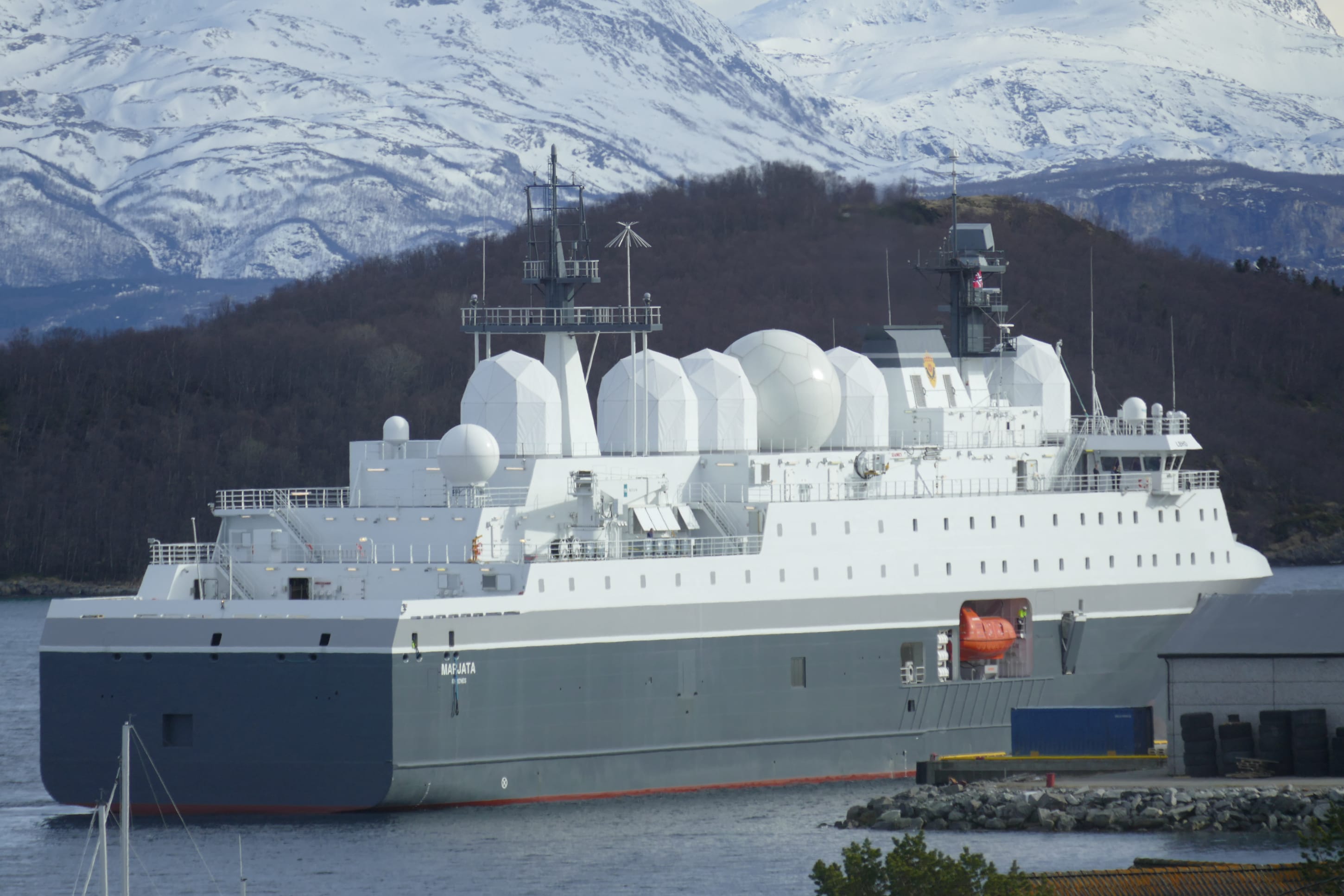 Spionskip til kai på Stangnesbasen - ht.no
