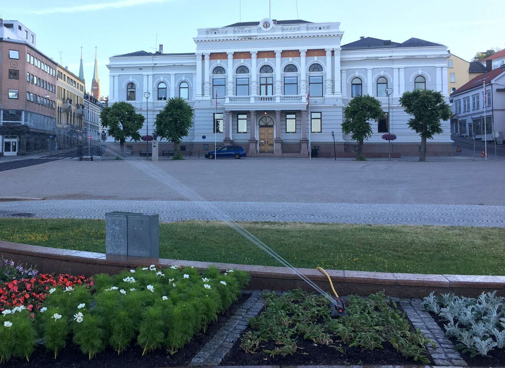 Kommunen ber folk spare vann – selv lot de sprederne stå på hele natta ...