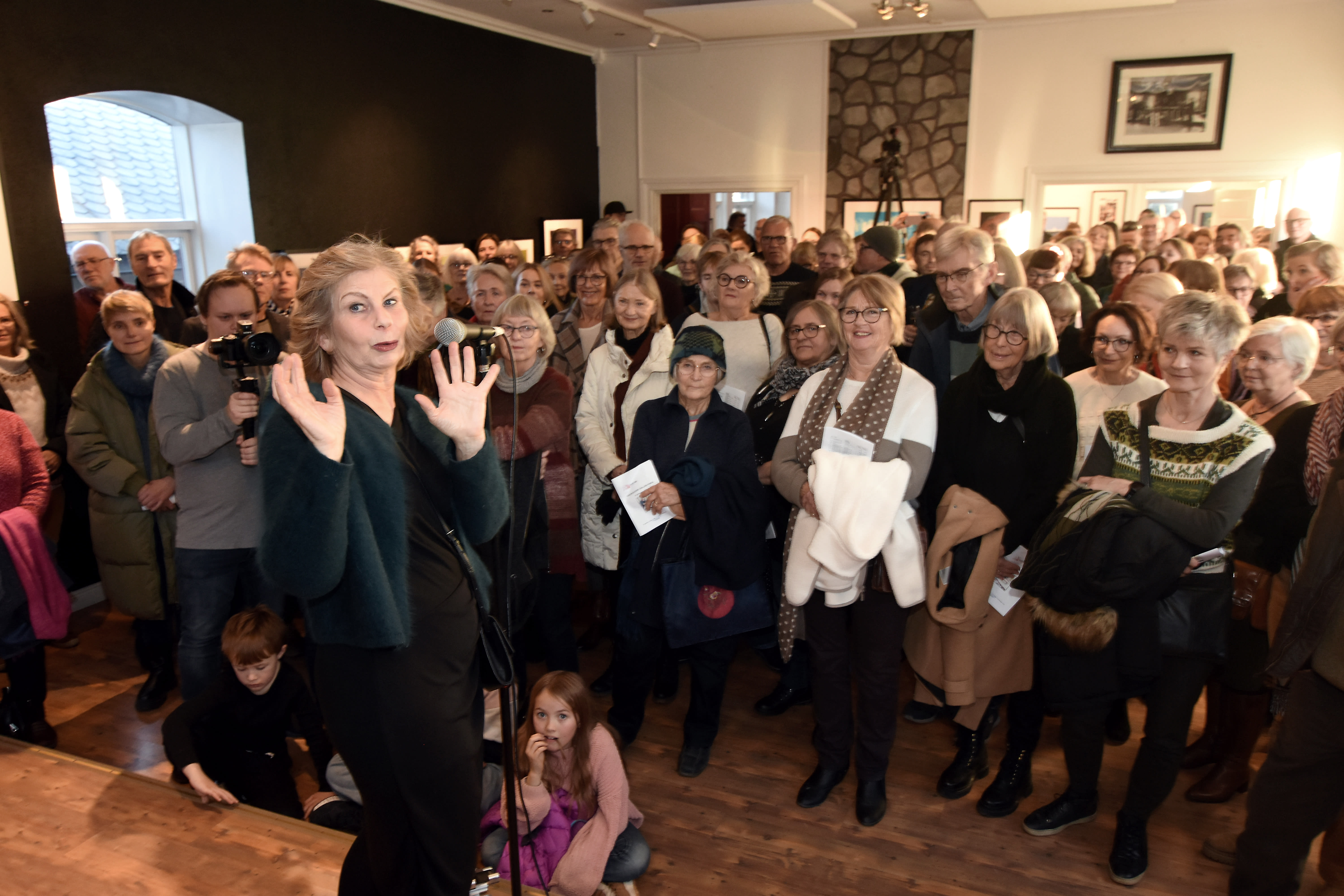 Masse folk og «kaos» da den kjente kunstnerens bilder ble vist fram ...