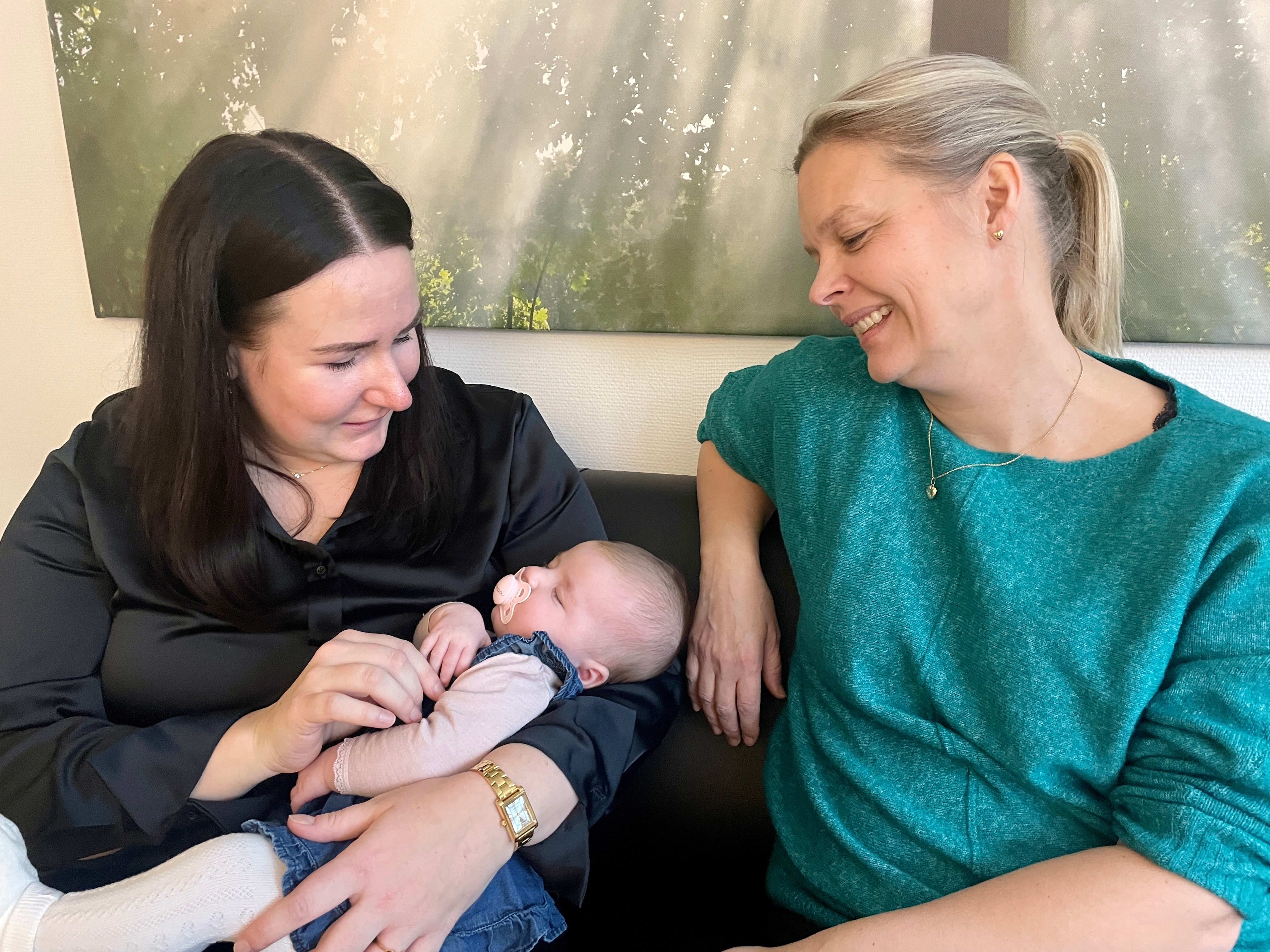 Yvonne (33) var brått alene rett før hun skulle føde. Kristin ble ...