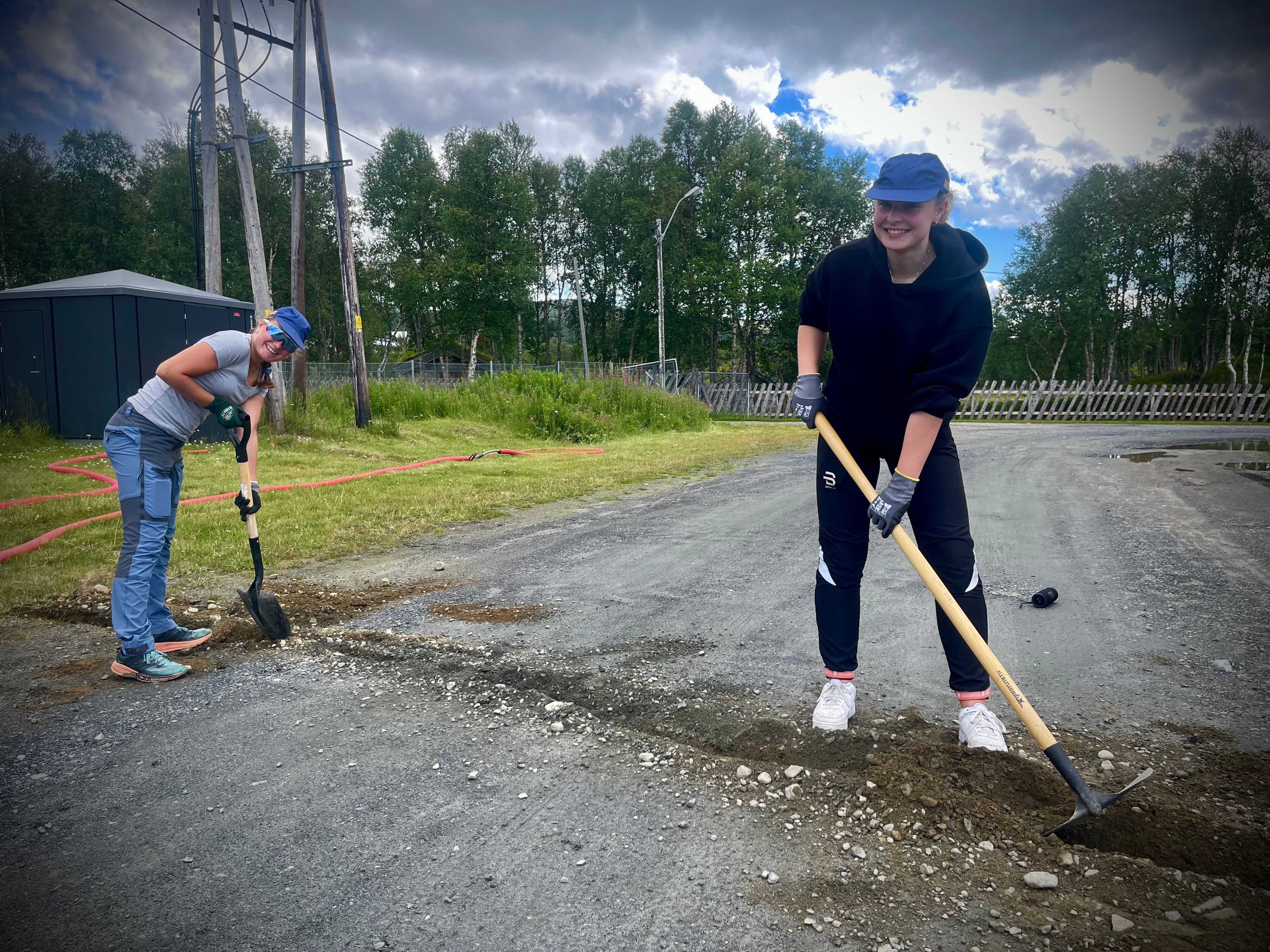 Kjersti og Marit graver grøft og sparer til sydentur og framtida ...
