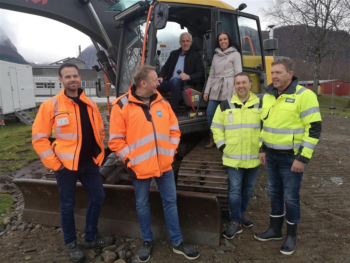 Første spadetak for utbygging av ungdomsskulen - morenytt.no
