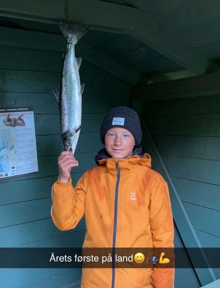 Magnus (12) og pappa Tore fanga årets første laks i Storelva - bygdanytt.no Magnus (12) og pappa Tore fanga årets første laks i Storelva - bygdanytt.no
