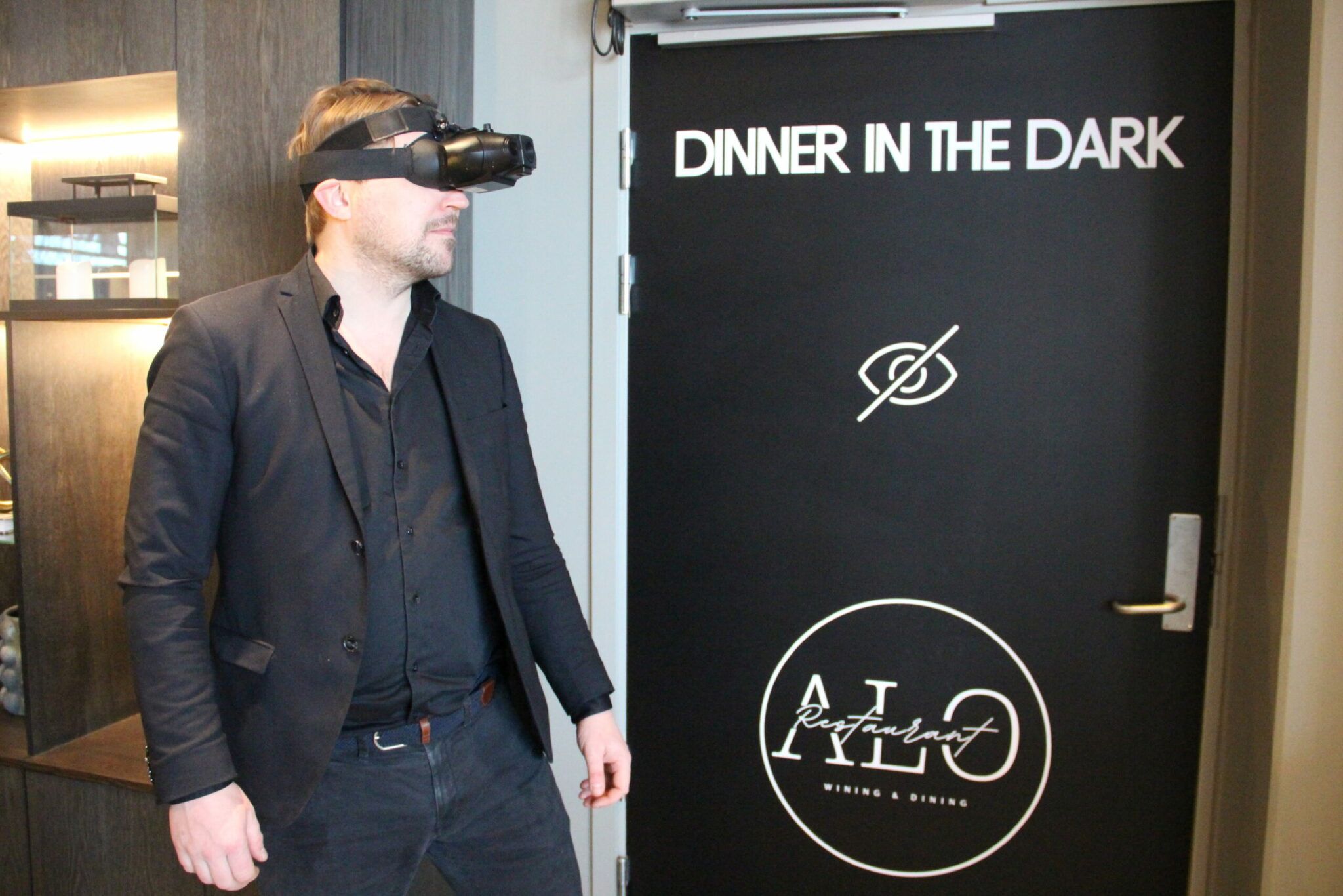 På denne restauranten kan du spise i bekmørke mens du serveres av ...