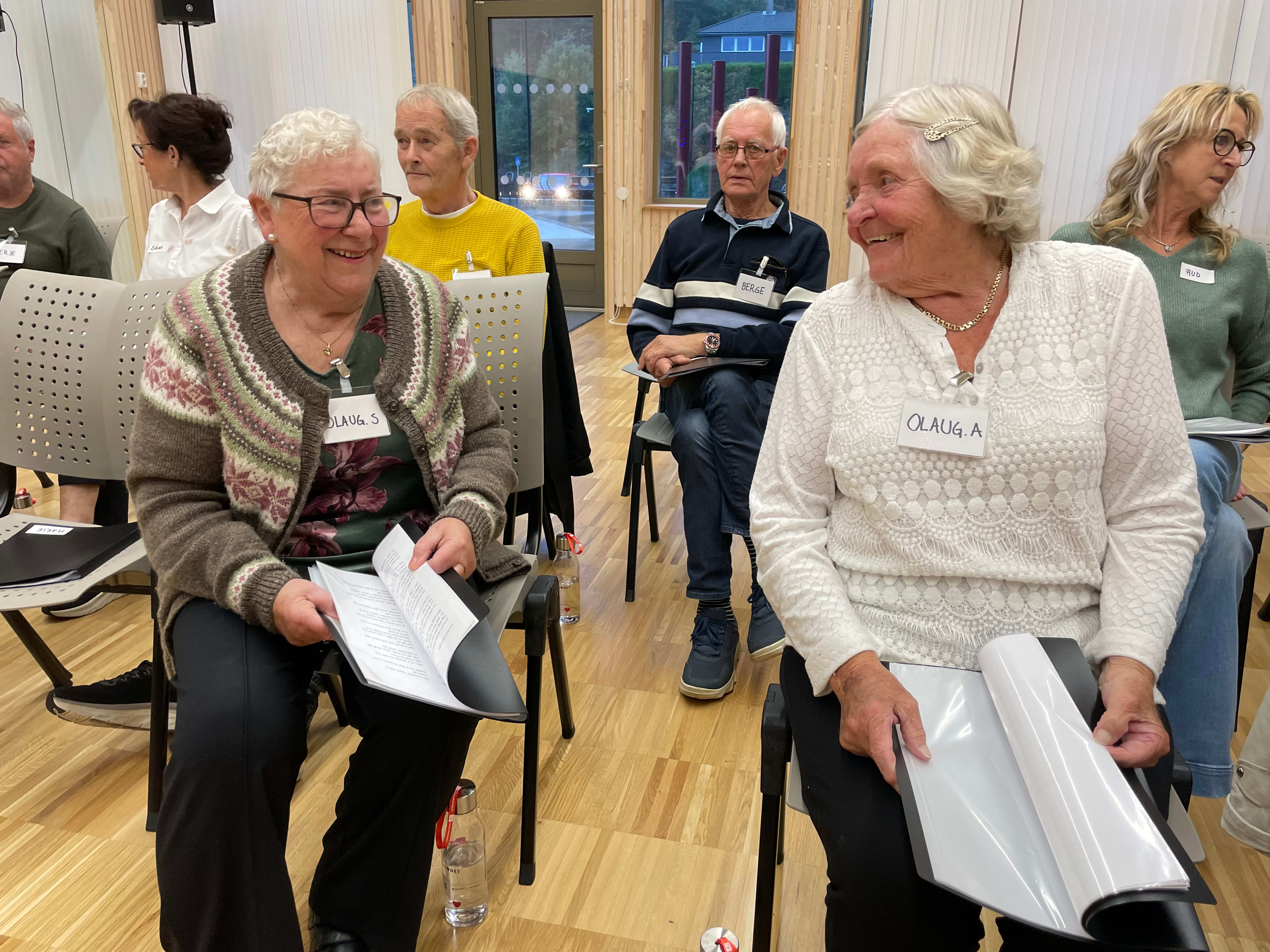 Olaug S. og Olaug A. er blant 14 ivrige songarar i Stord demenskor ...