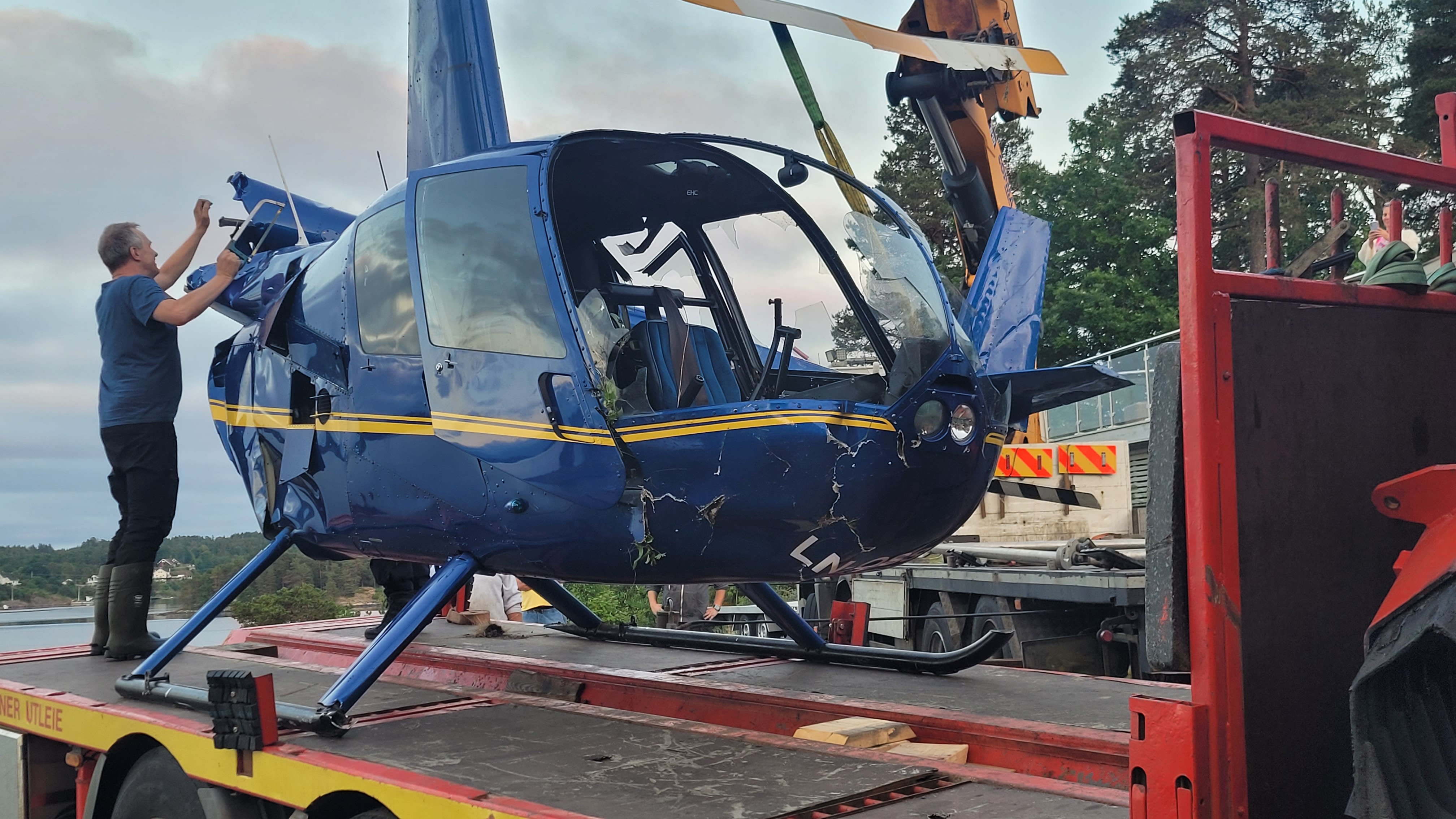 To personer til syke­hus etter heli­kop­ter­ulykke - fvn.no