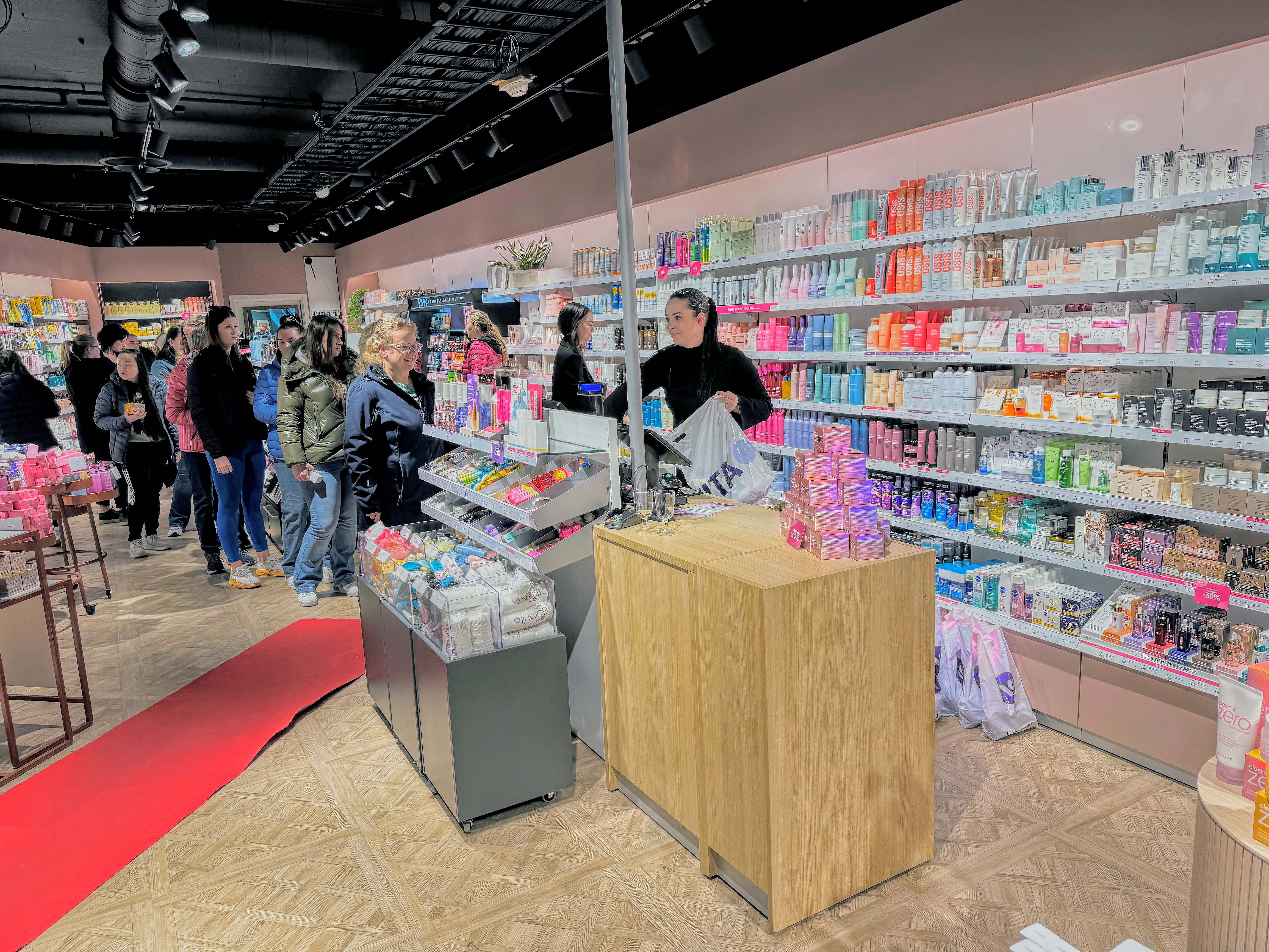 Nyopning for Vita: – Mange stod i kø før vi opna - vikebladet.no