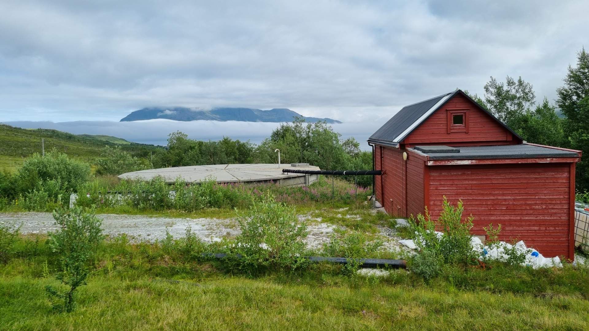 Ferieavvikling satte stopper for rensing av vannet i bygda. Nå må ...