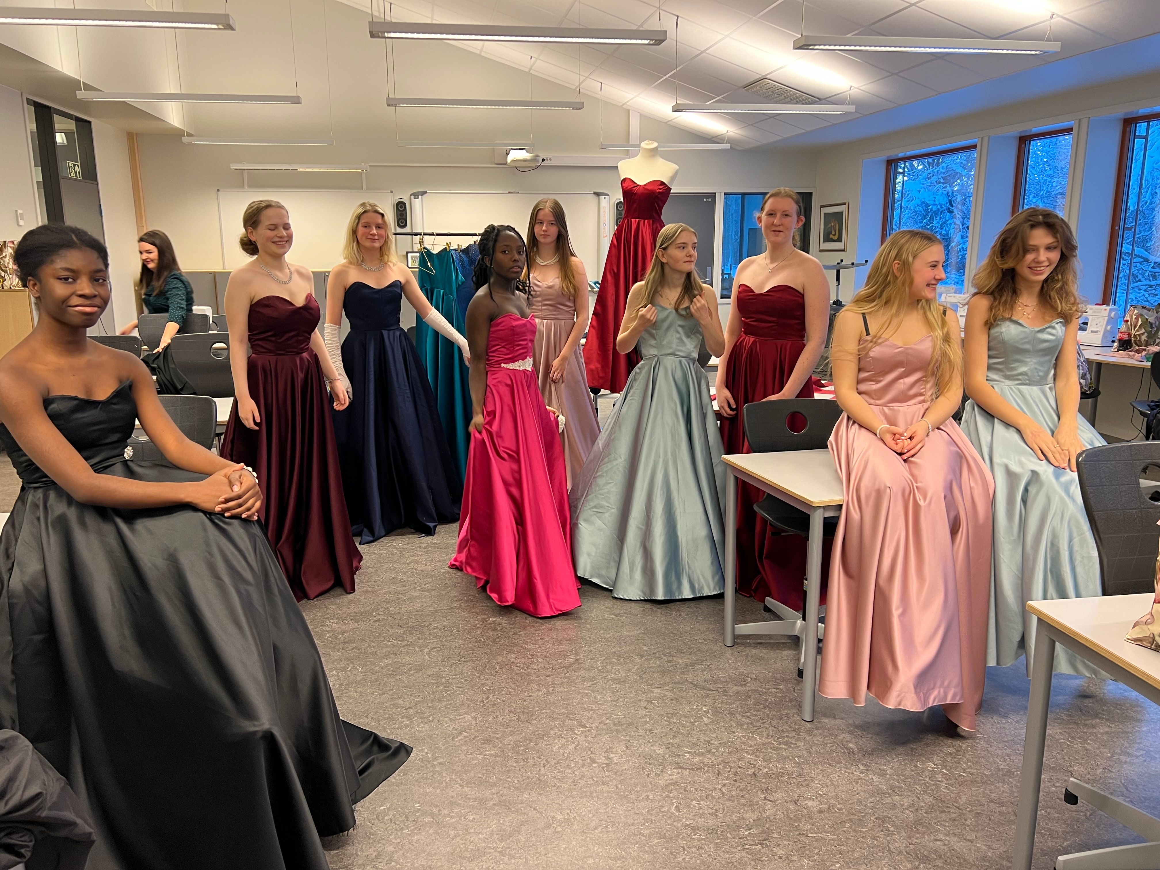 Motreaksjon mot dyre juleballkjoler: Jentene stjeler showet i egensydde ...