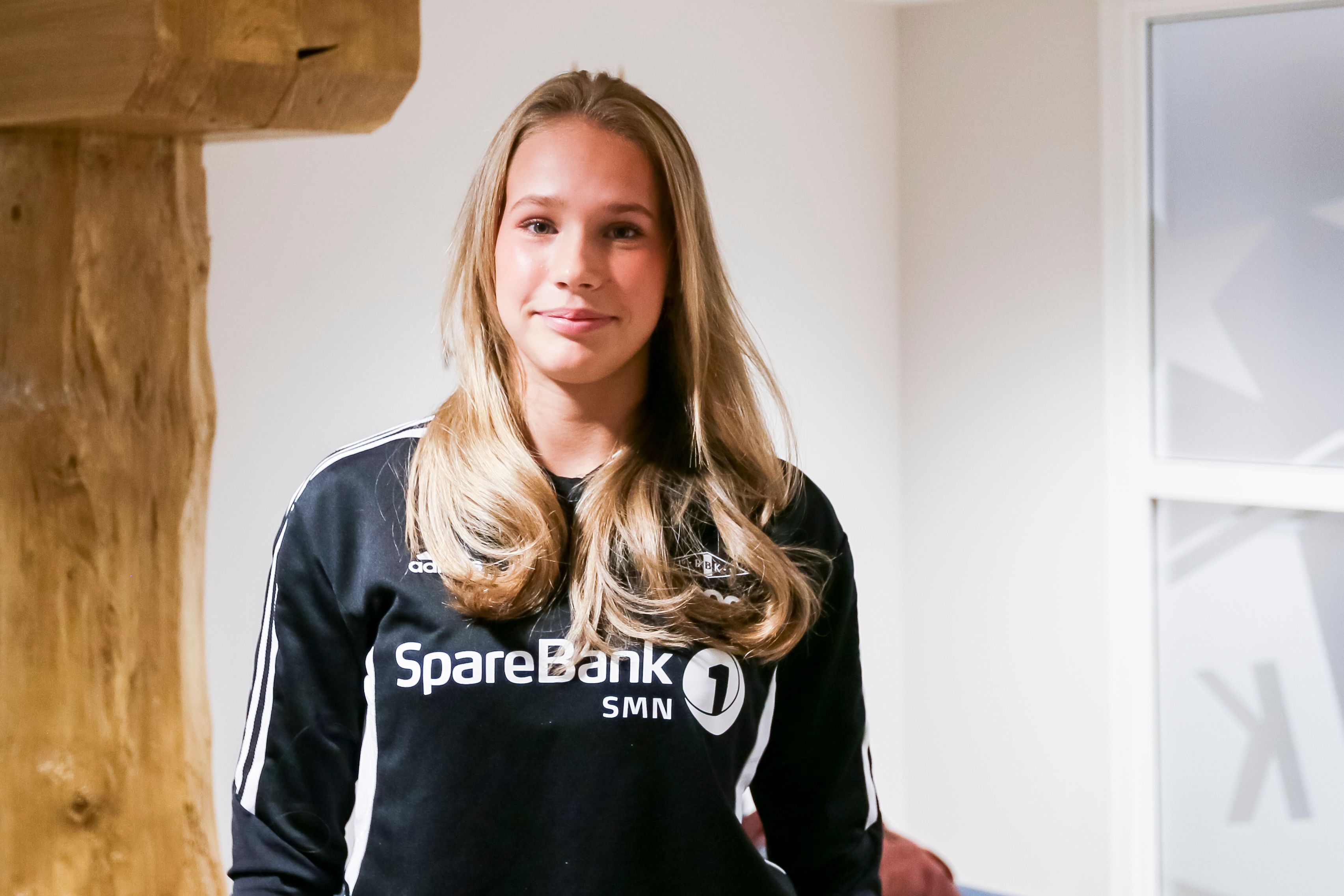 Frøya (15) er tatt ut til landslaget i fotball og i håndball: - Et ...