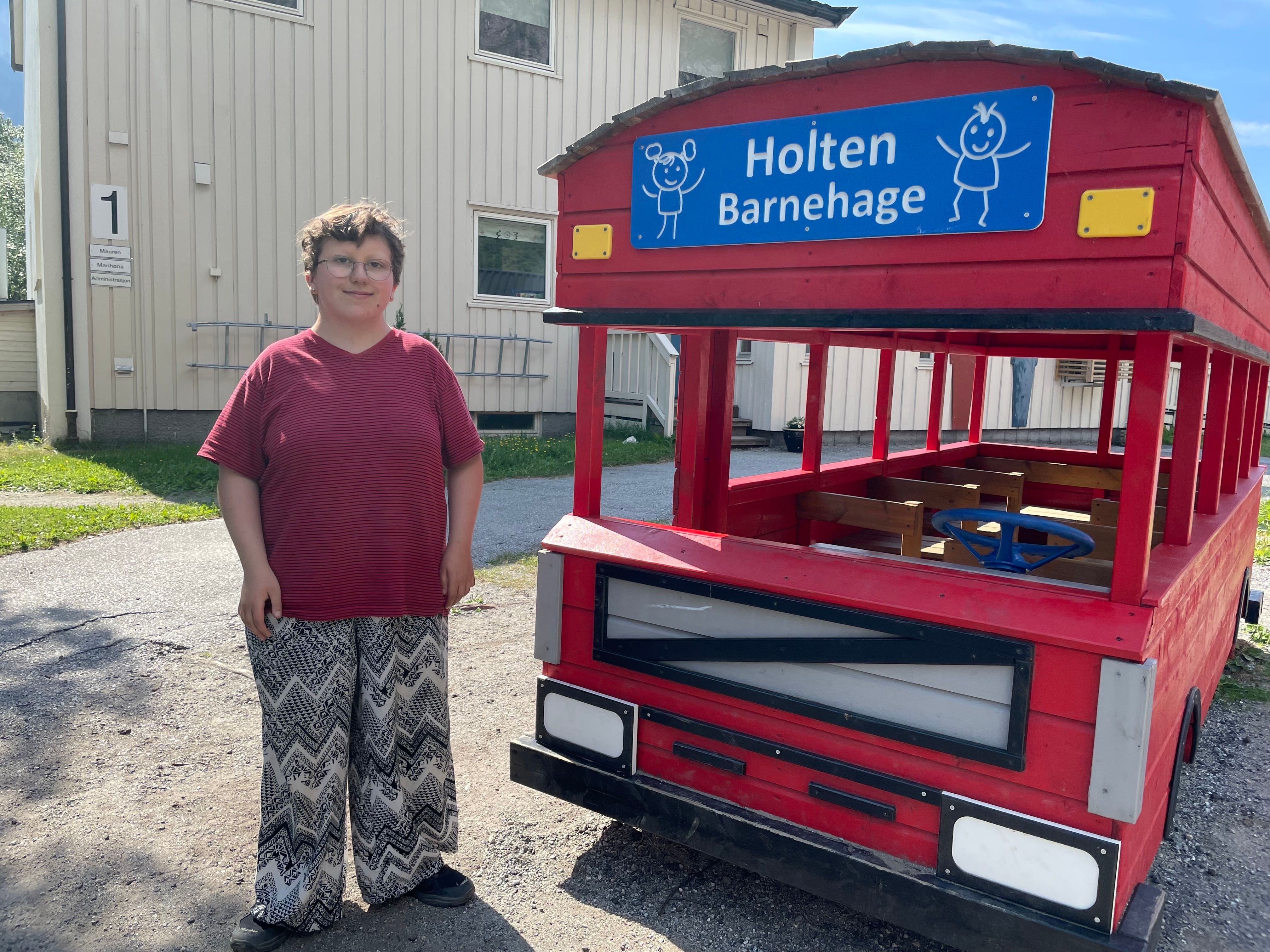 Legene sa Selma (17) aldri ville kunne gå. Nå jobber hun i barnehage ...