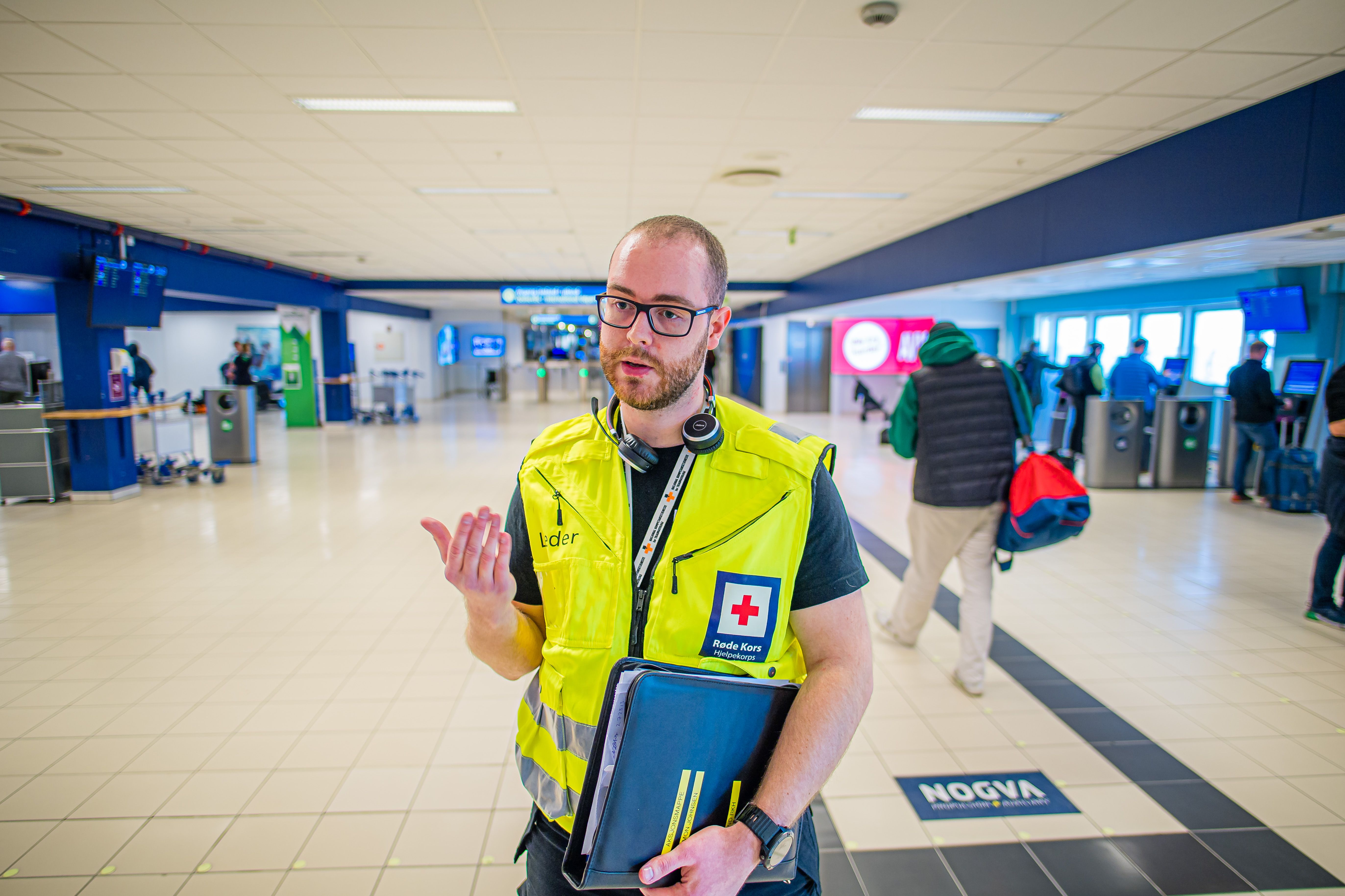 Røde Kors bistår flyktninger på Vigra: – Vi er her for å ta hånd om dem ...