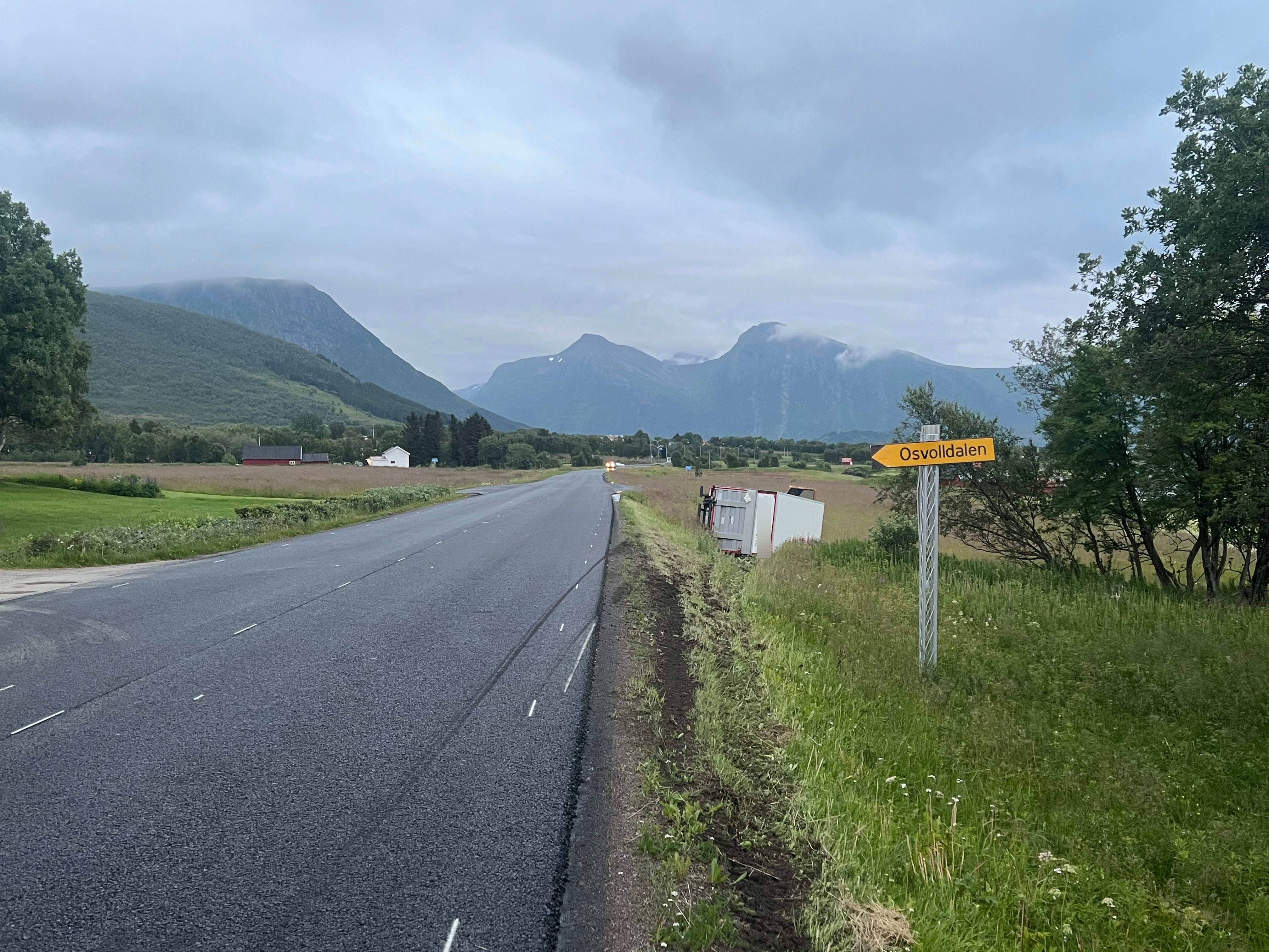 Semitrailer av veien på Sortland - vol.no