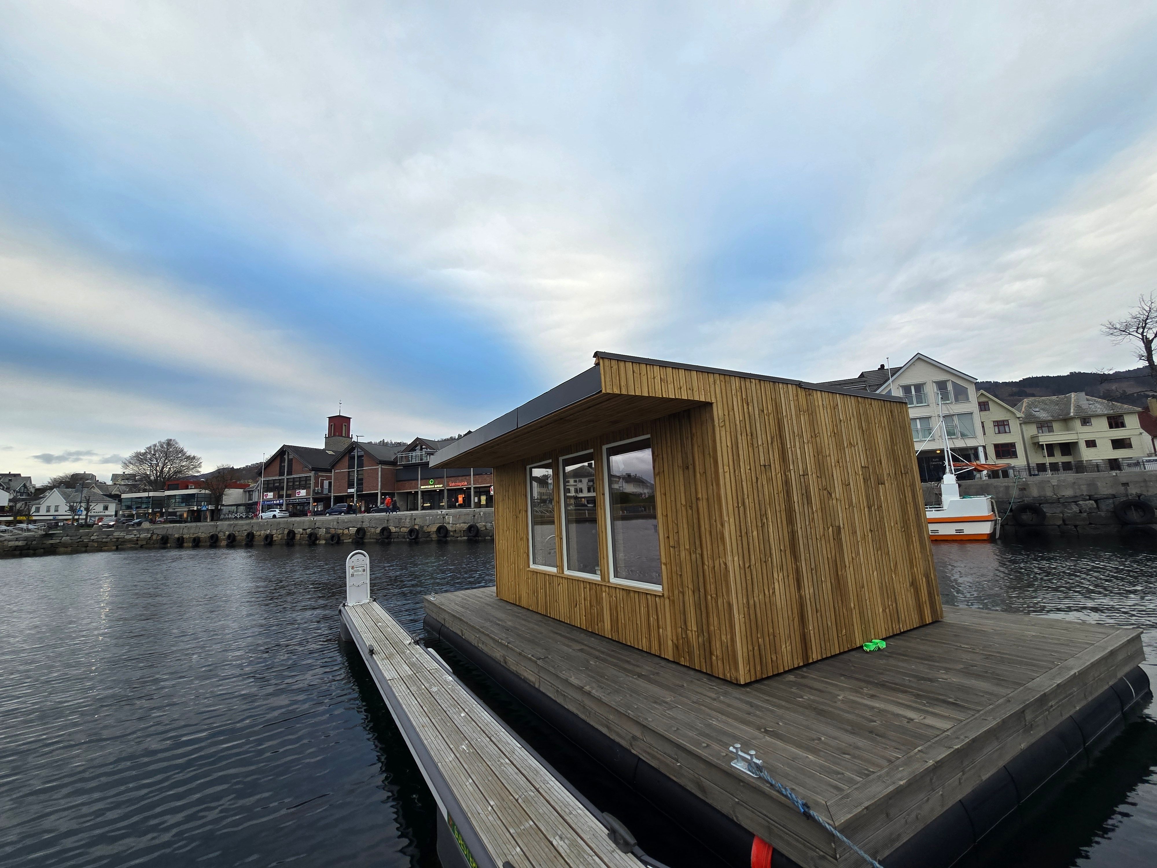 Sauna-løyve i hamna - smp.no