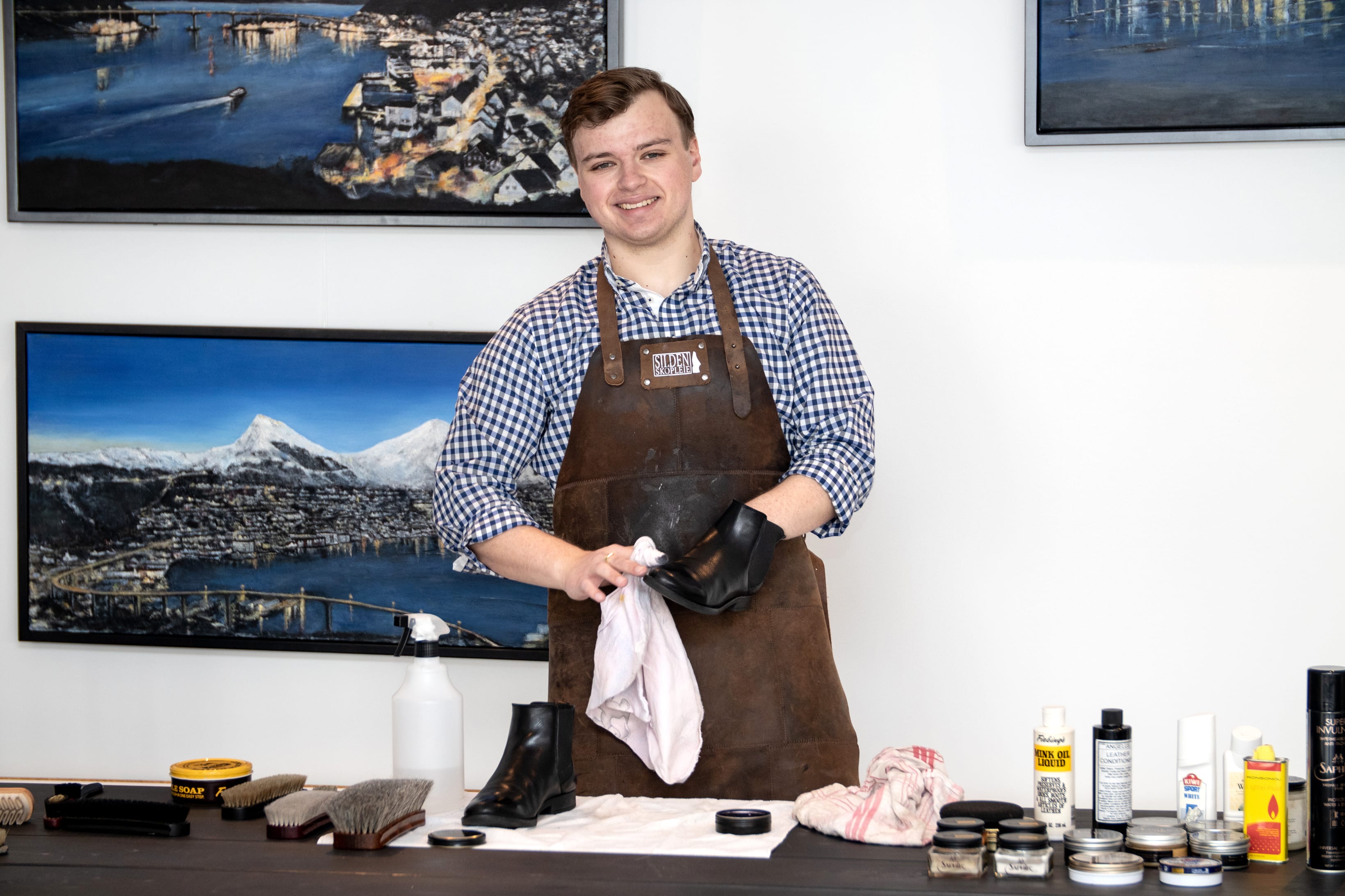 20-årige Frithjof har ein uvanleg lidenskap: Han får gamle sko til å ...