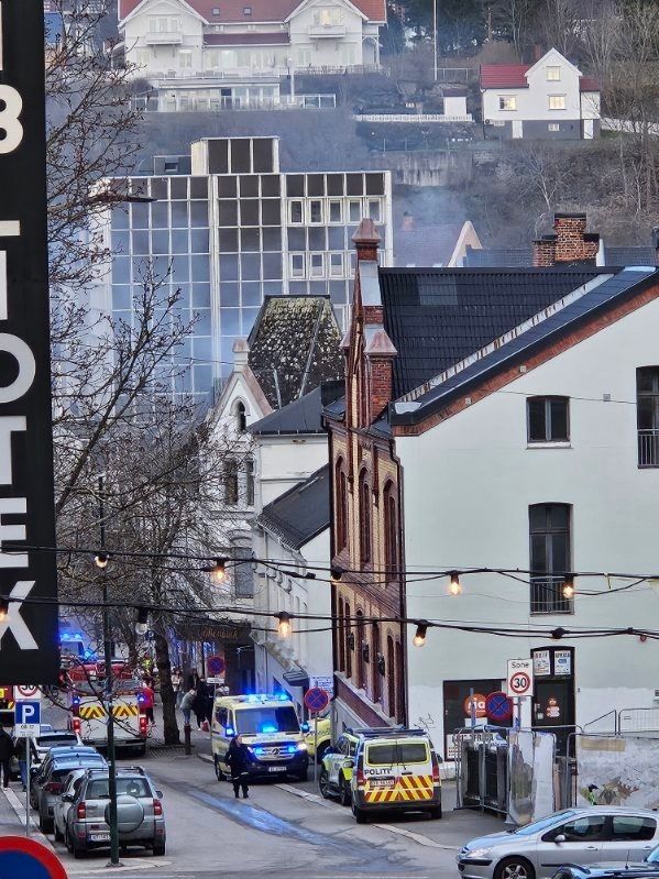 Brann i Skien sentrum - jobber med å evakuere beboere - varden.no