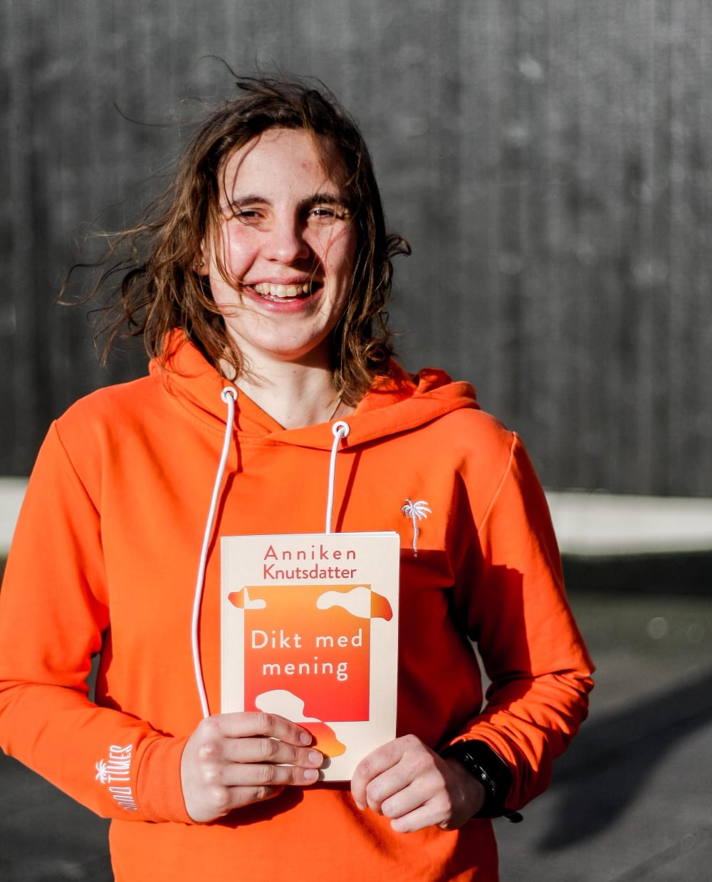 Anniken satt på bussen og skrev dikt - blir nå publisert i bok - ht.no