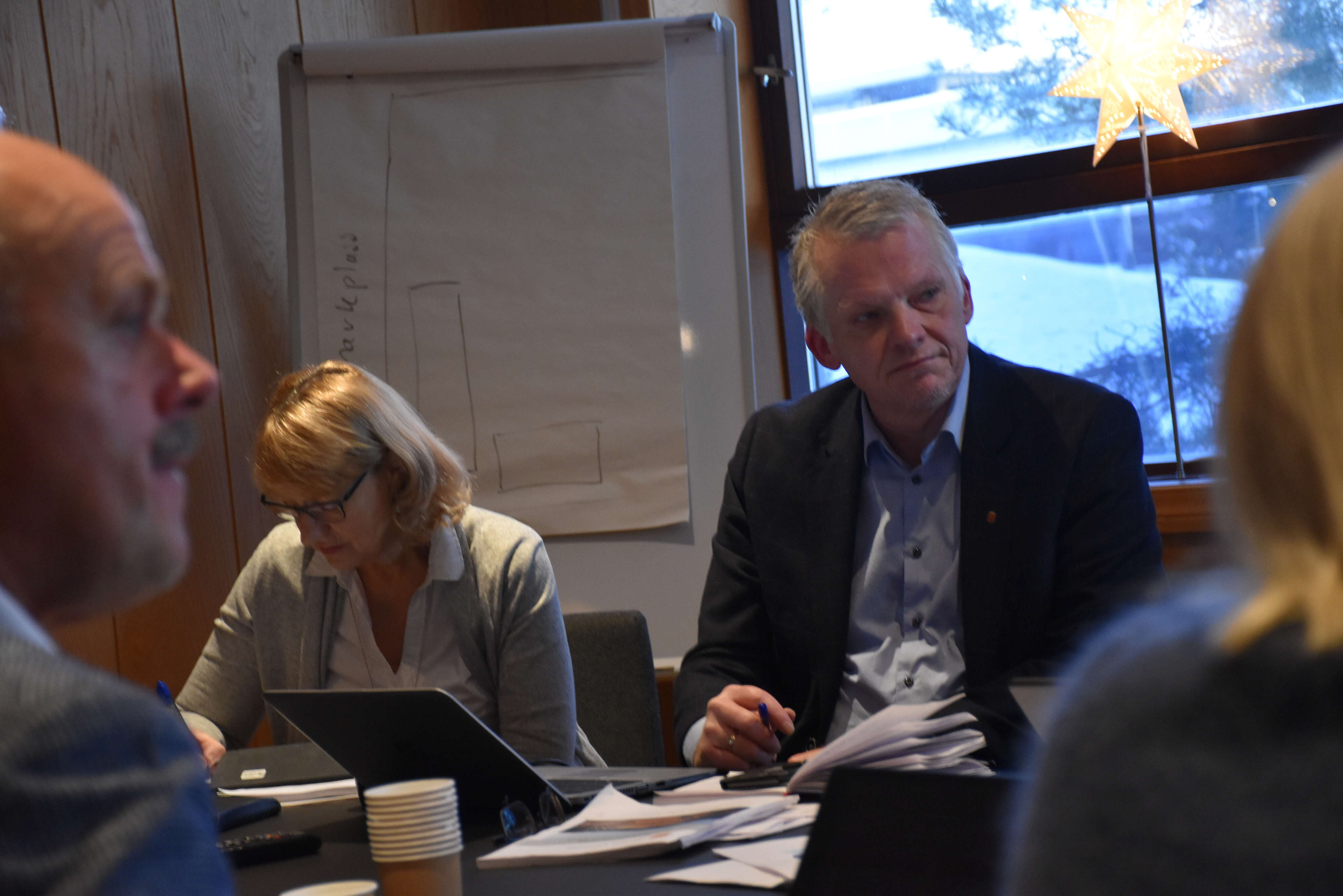 Bønnfaller politikerne om å ikke gi administrasjonen mer jobb ...