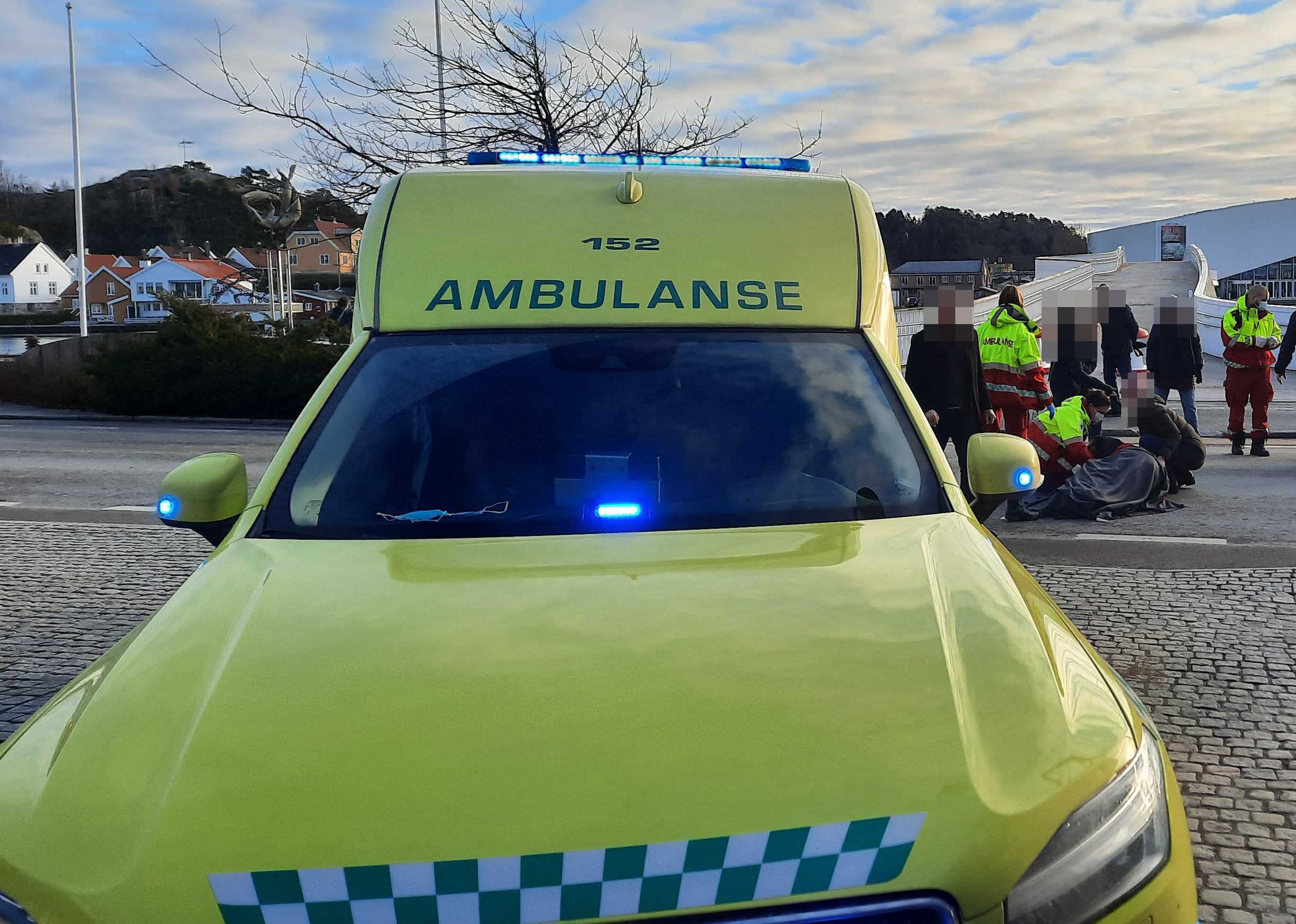 Kvinne påkjørt i Mandal sentrum - kjøres til sykehus - l-a.no