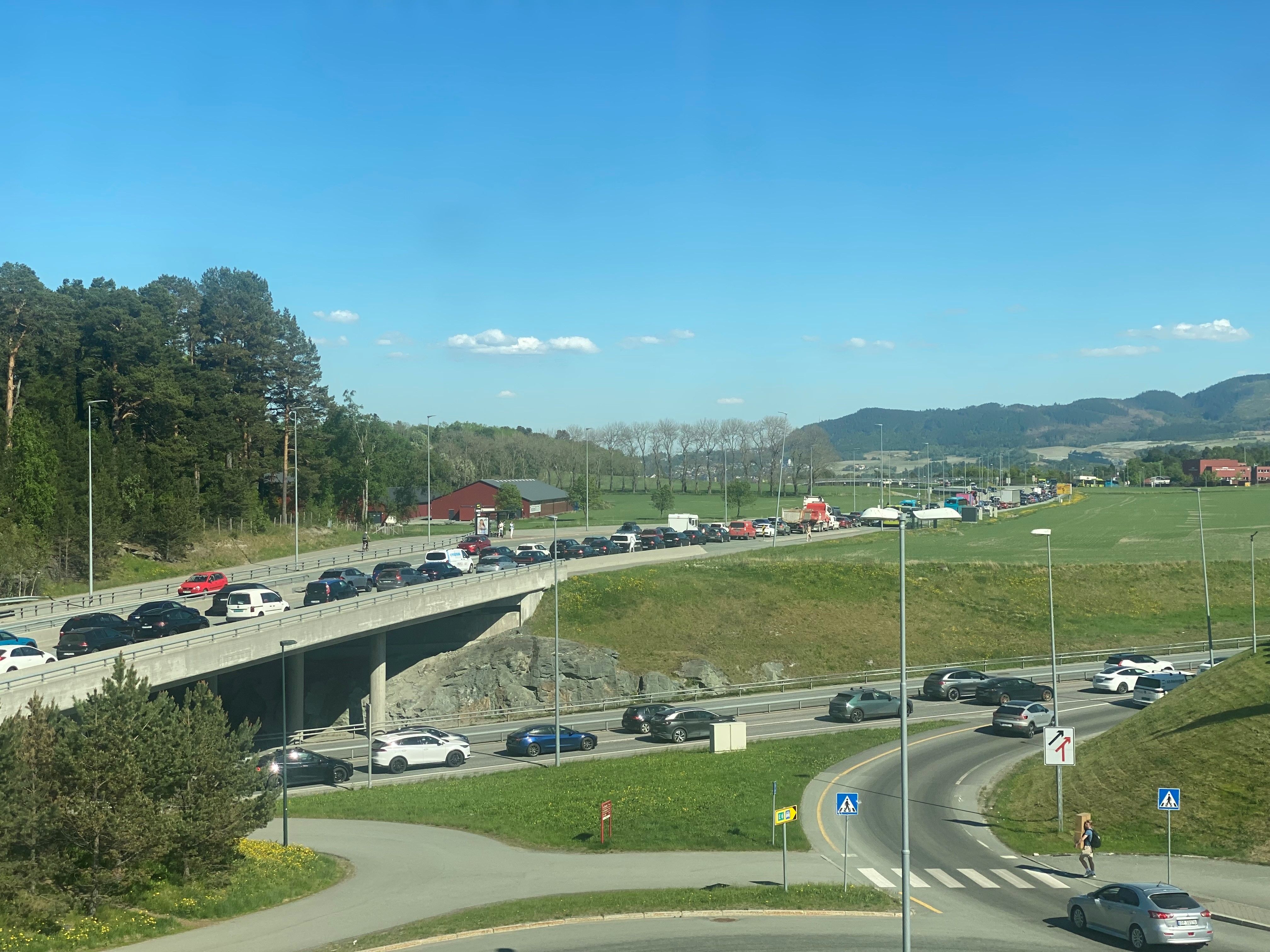 Tunnel åpnet etter påkjørsel. Førte til lange køer - adressa.no