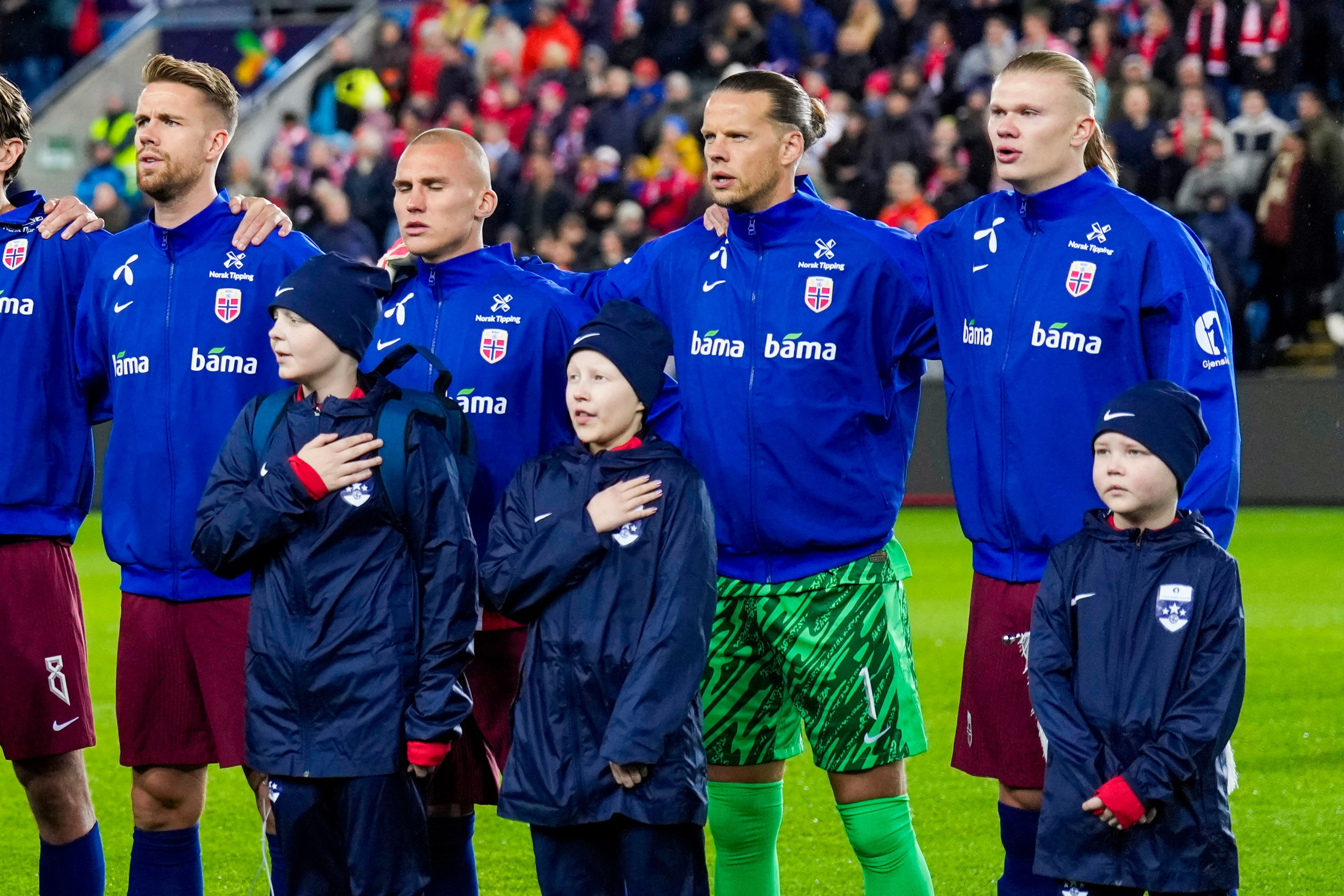 Signe (10) maskot under landskampen - fvn.no