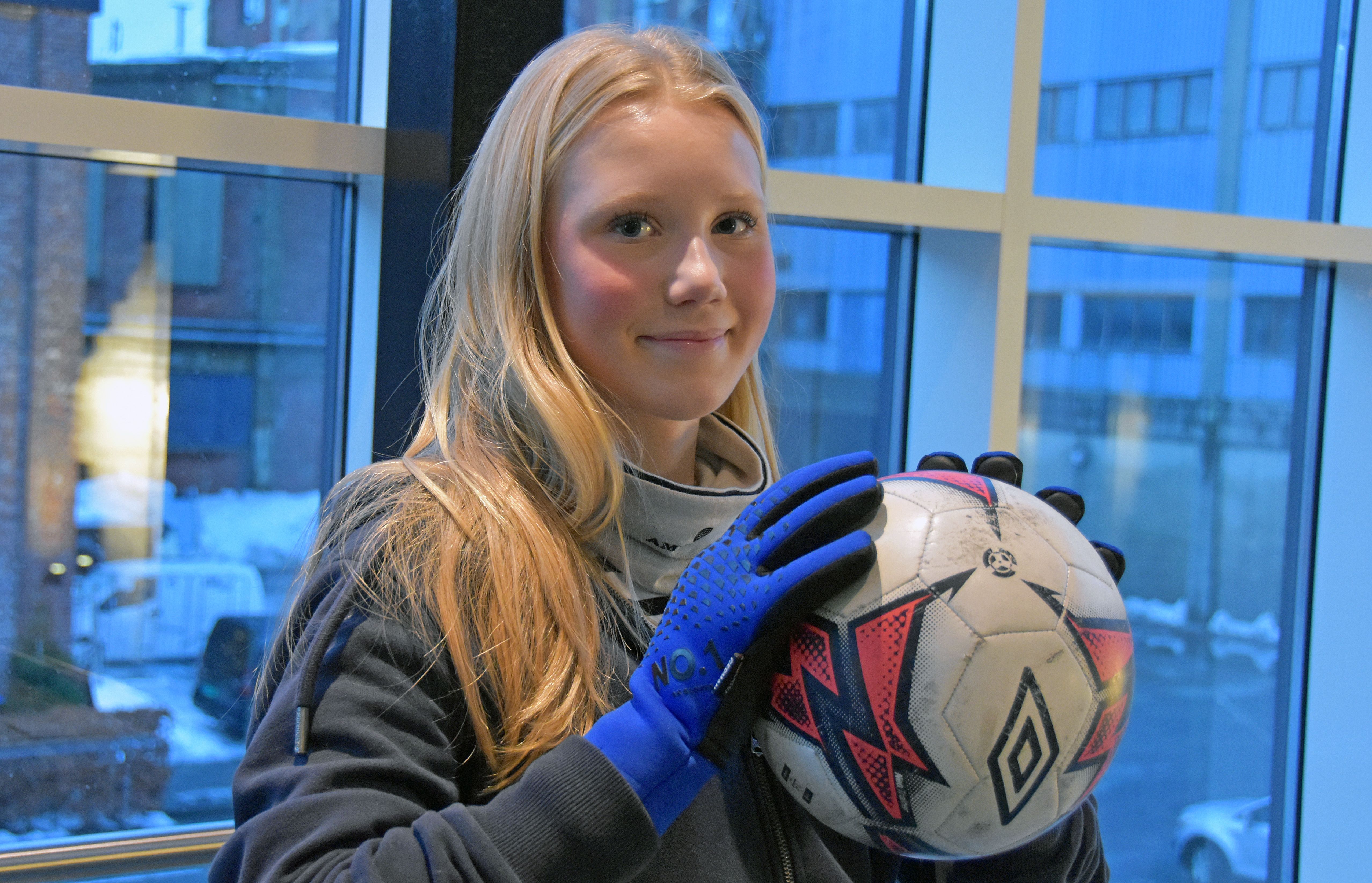 Selma (13) har allerede trent sammen med damelaget til Start – nå skal ...