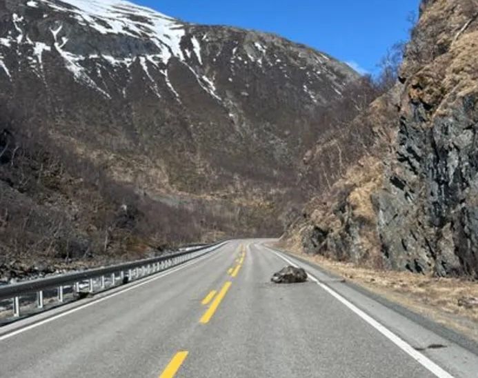 Stor stein raste 500 meter ned på E6 - vigga.no