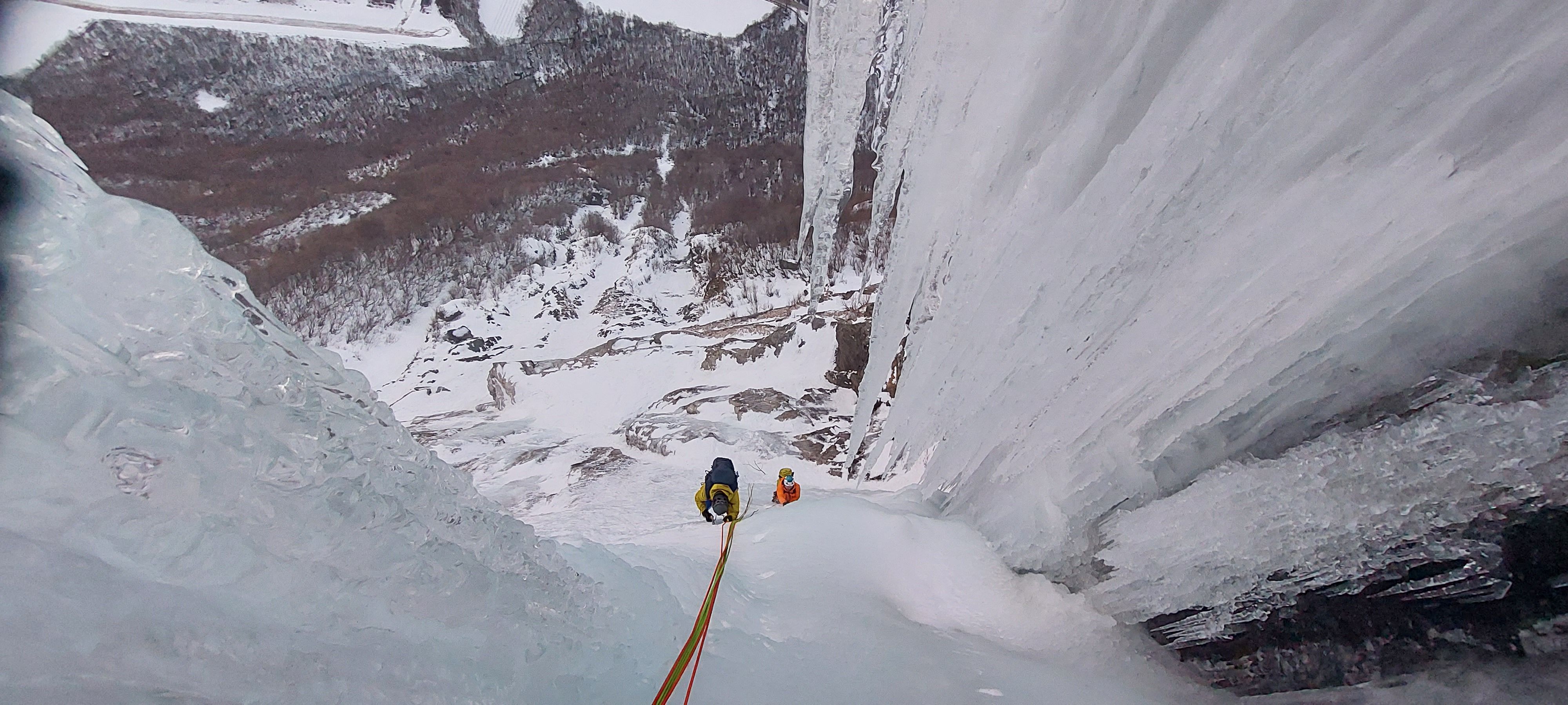 Se videoene av isklatring på 1000 meters høyde. – Svever på en sky ...