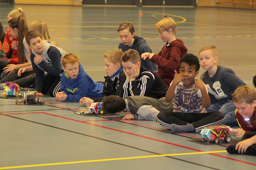 Laget fine biler av melkekartonger - tronderbladet.no