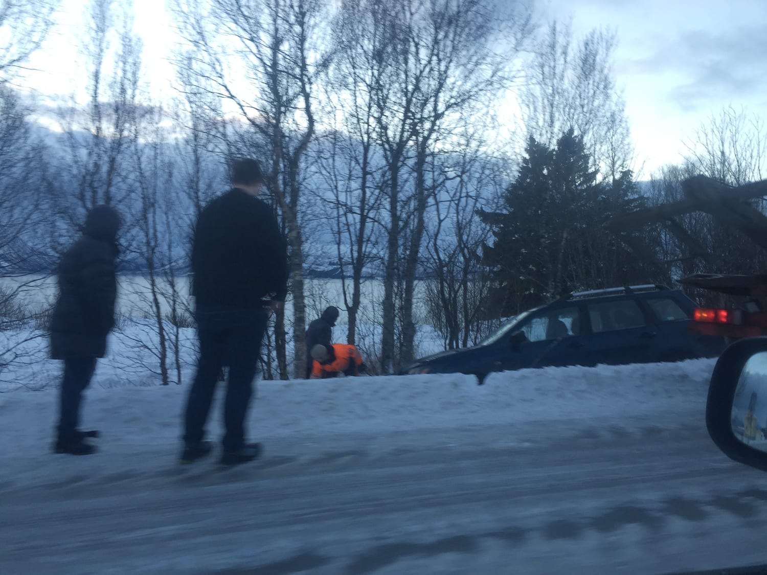 Bil kjørte av veien - vol.no