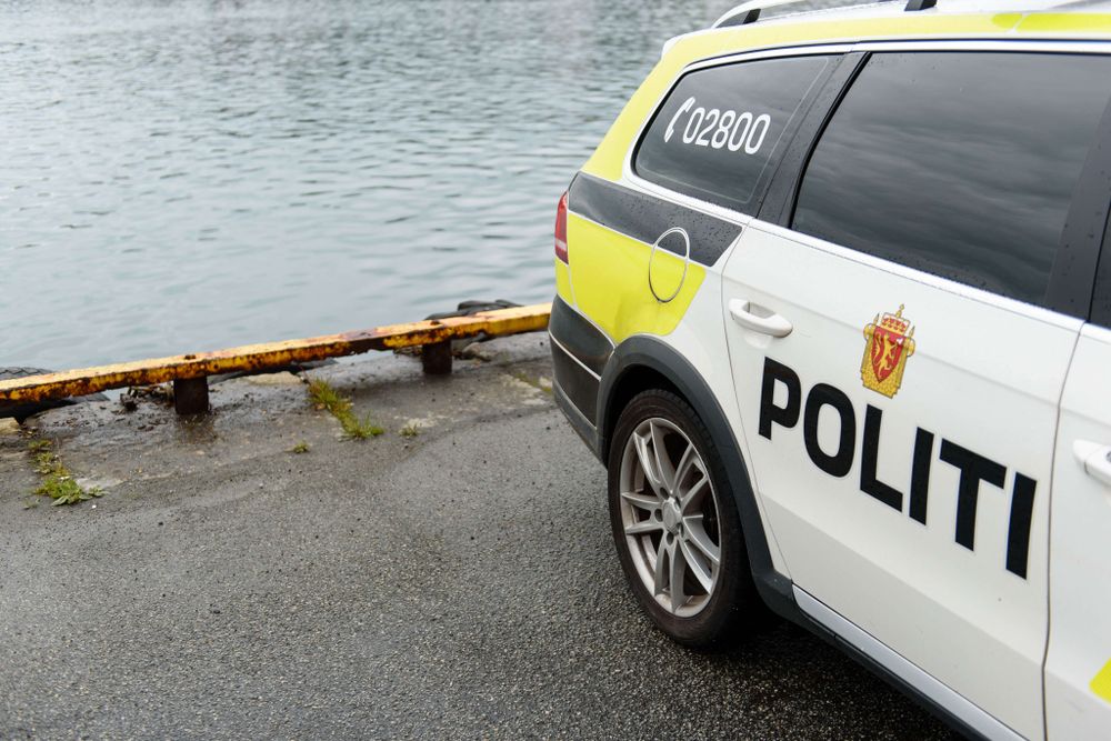 Gummibåt full i fulle personar vart stoppa av politiet - sunnhordland.no Gummibåt full i fulle personar vart stoppa av politiet - sunnhordland.no
