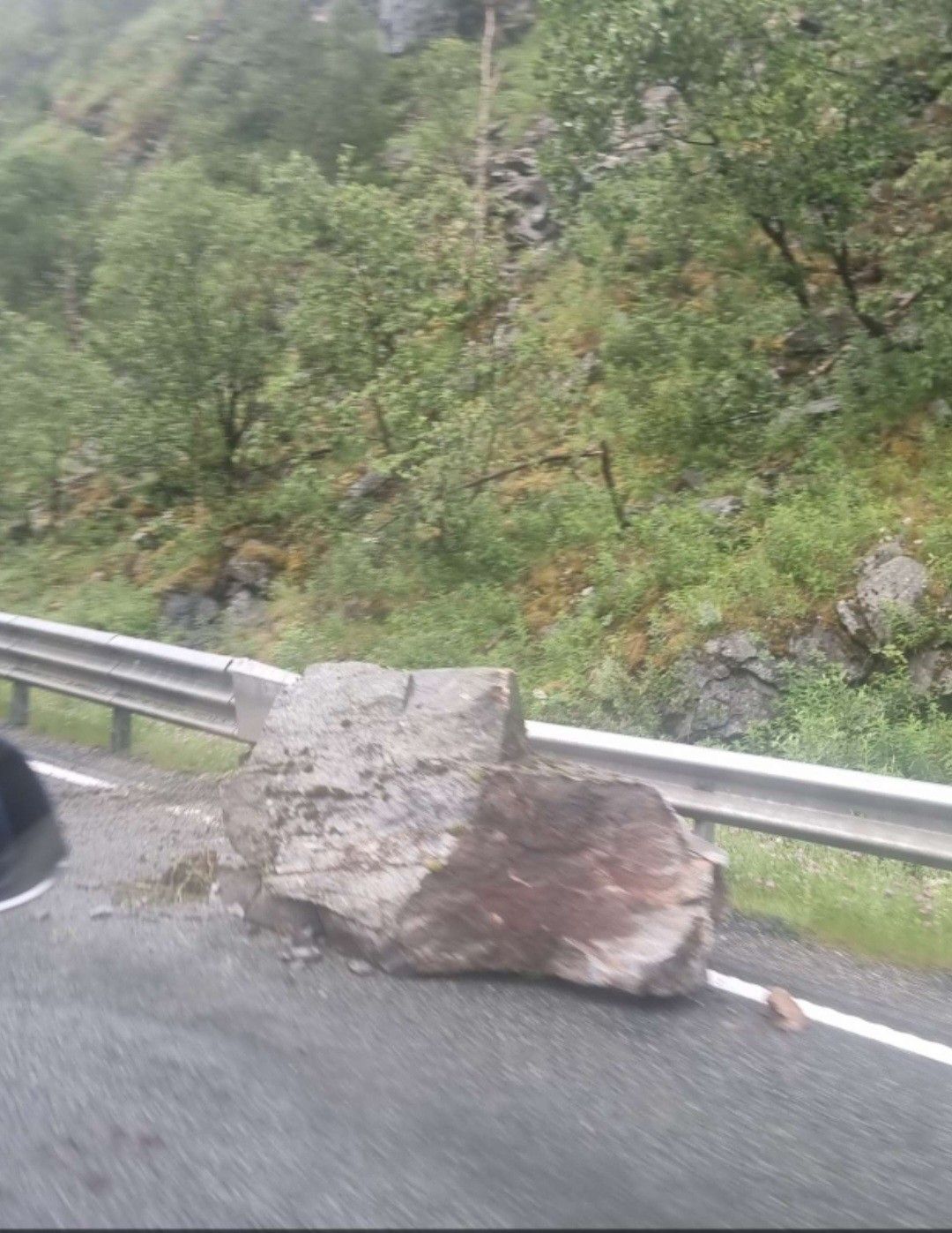 Stor stein raste ned på E6 - adressa.no