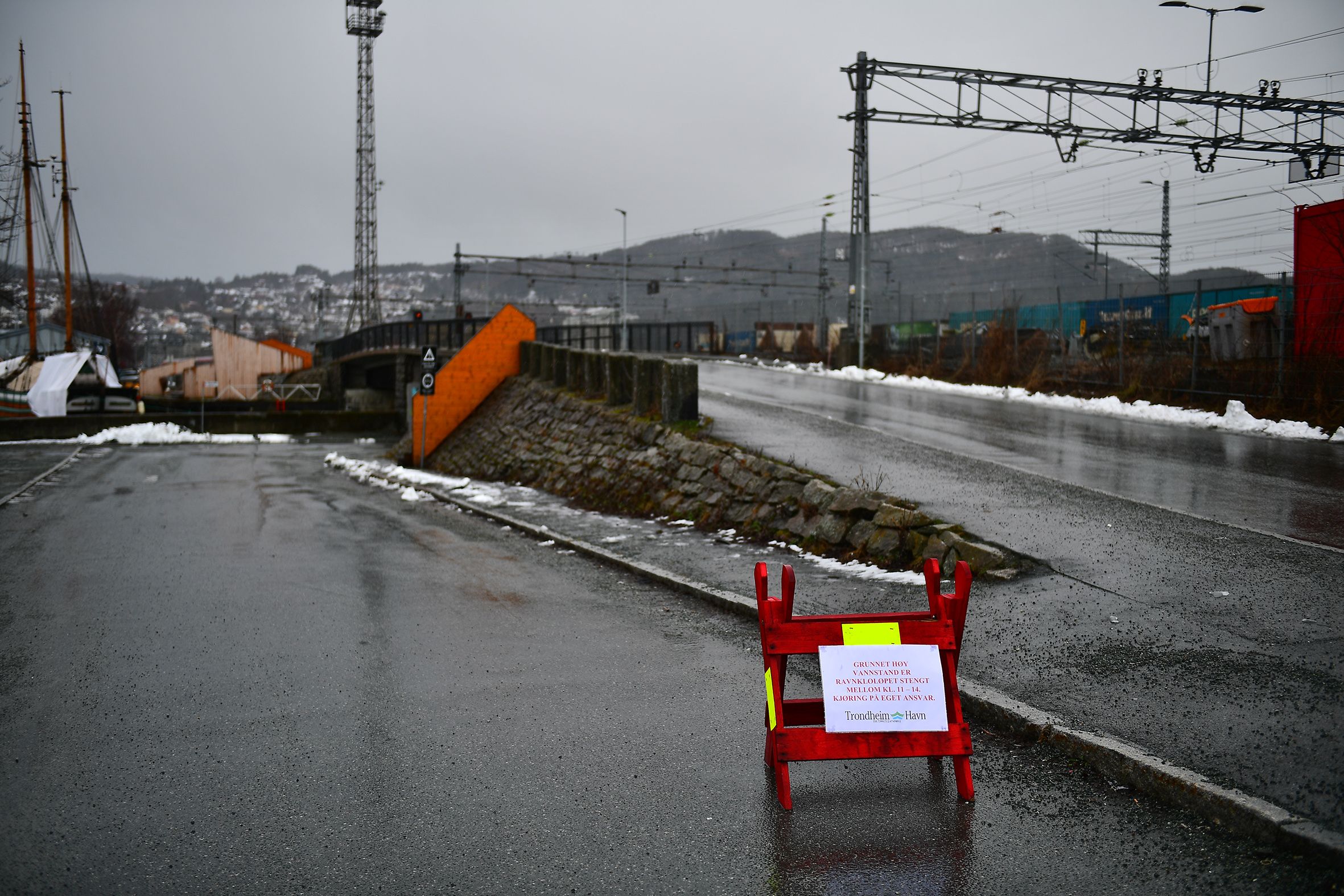 Fare for svært høy vannstand: Undergang og pir i Trondheim stenges ...