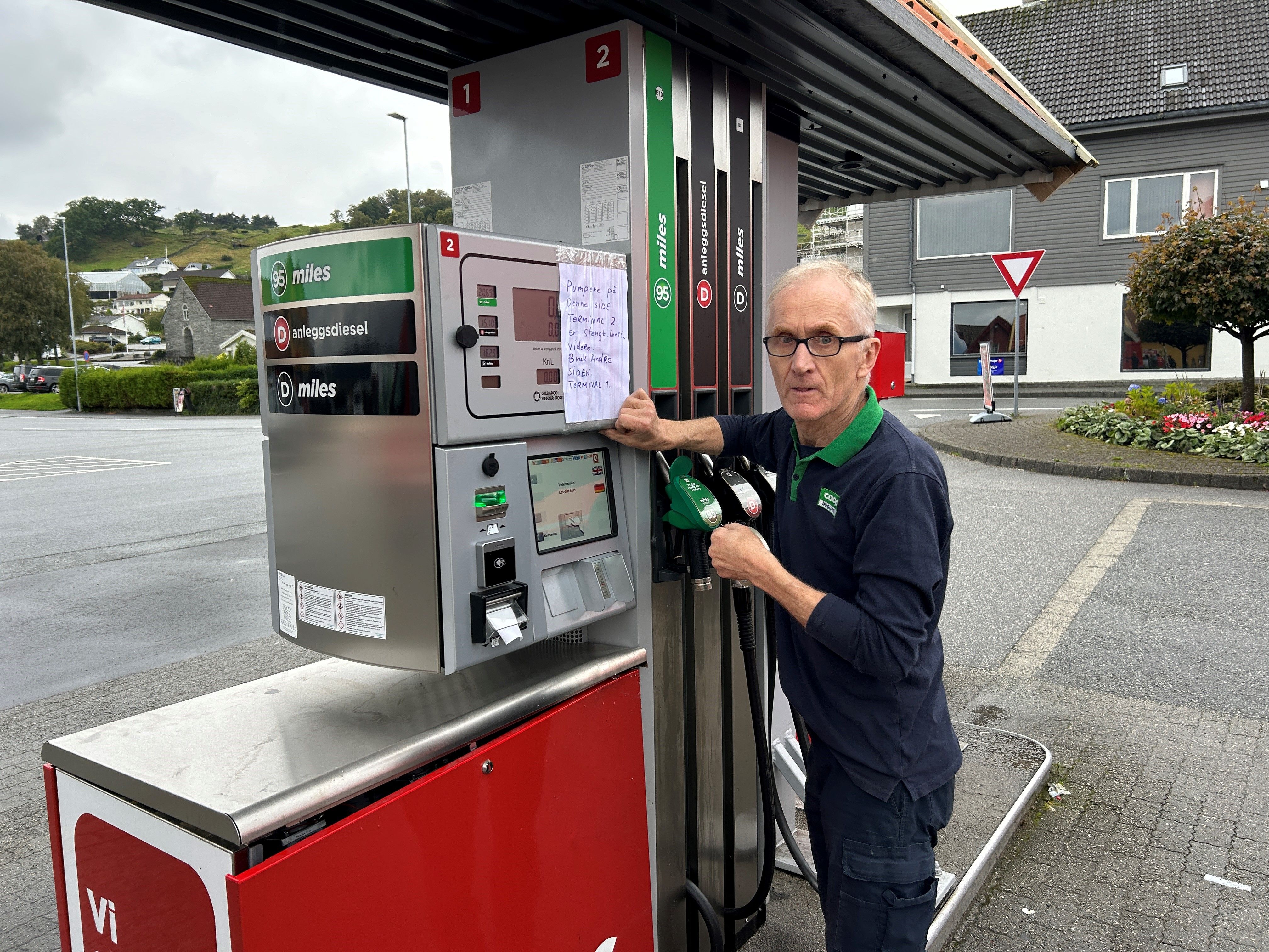 Må stenga deler av stasjonen – besøkande rygga inn i pumpa - oyposten.no
