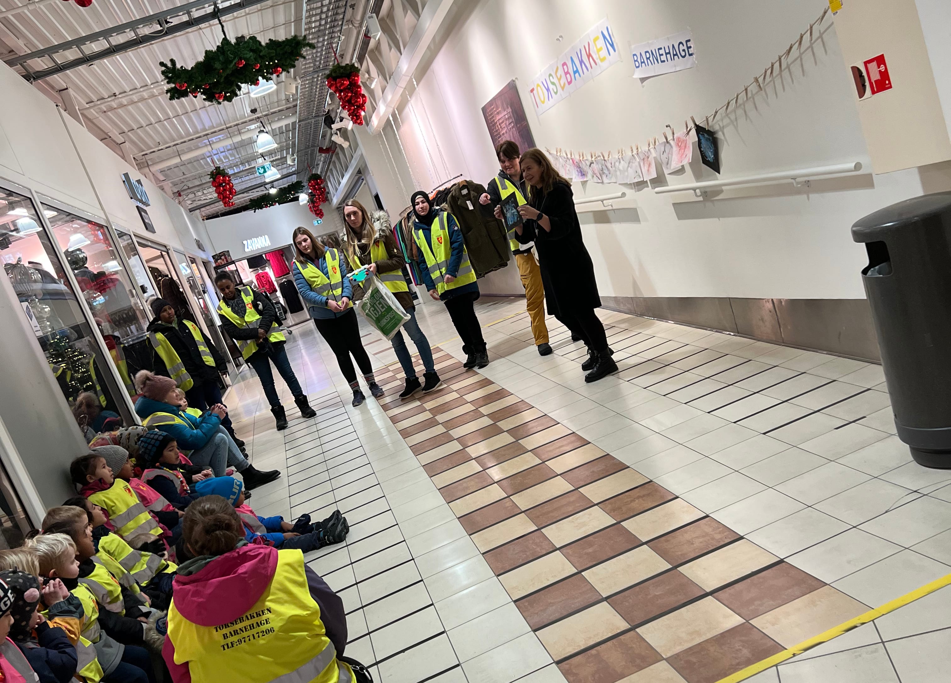 Barnehagen tok ansvar og pynta kjøpesenteret til jul - dolen.no