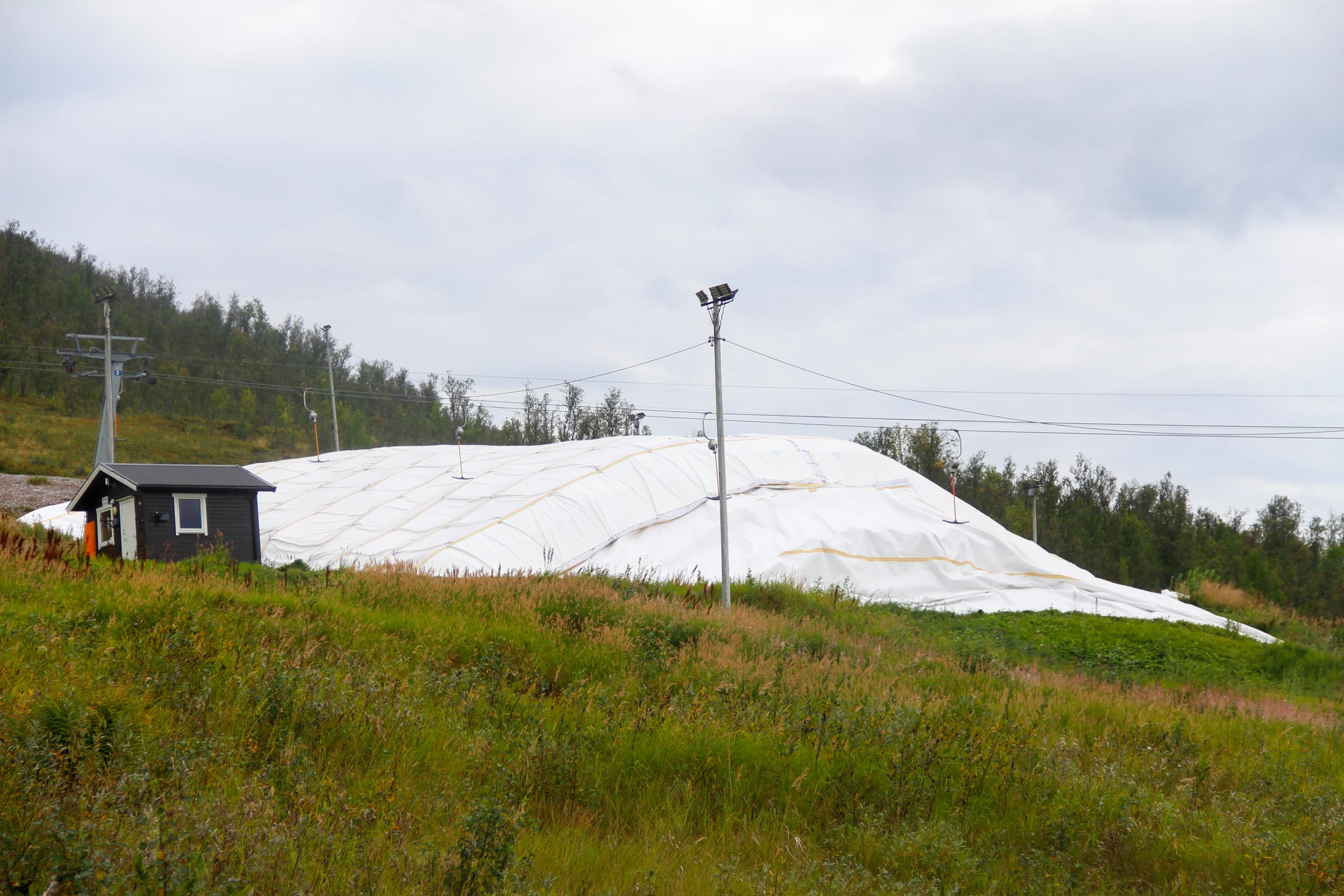 Her har de lagret flere tusen kubikk snø – slik har de blitt påvirket ...