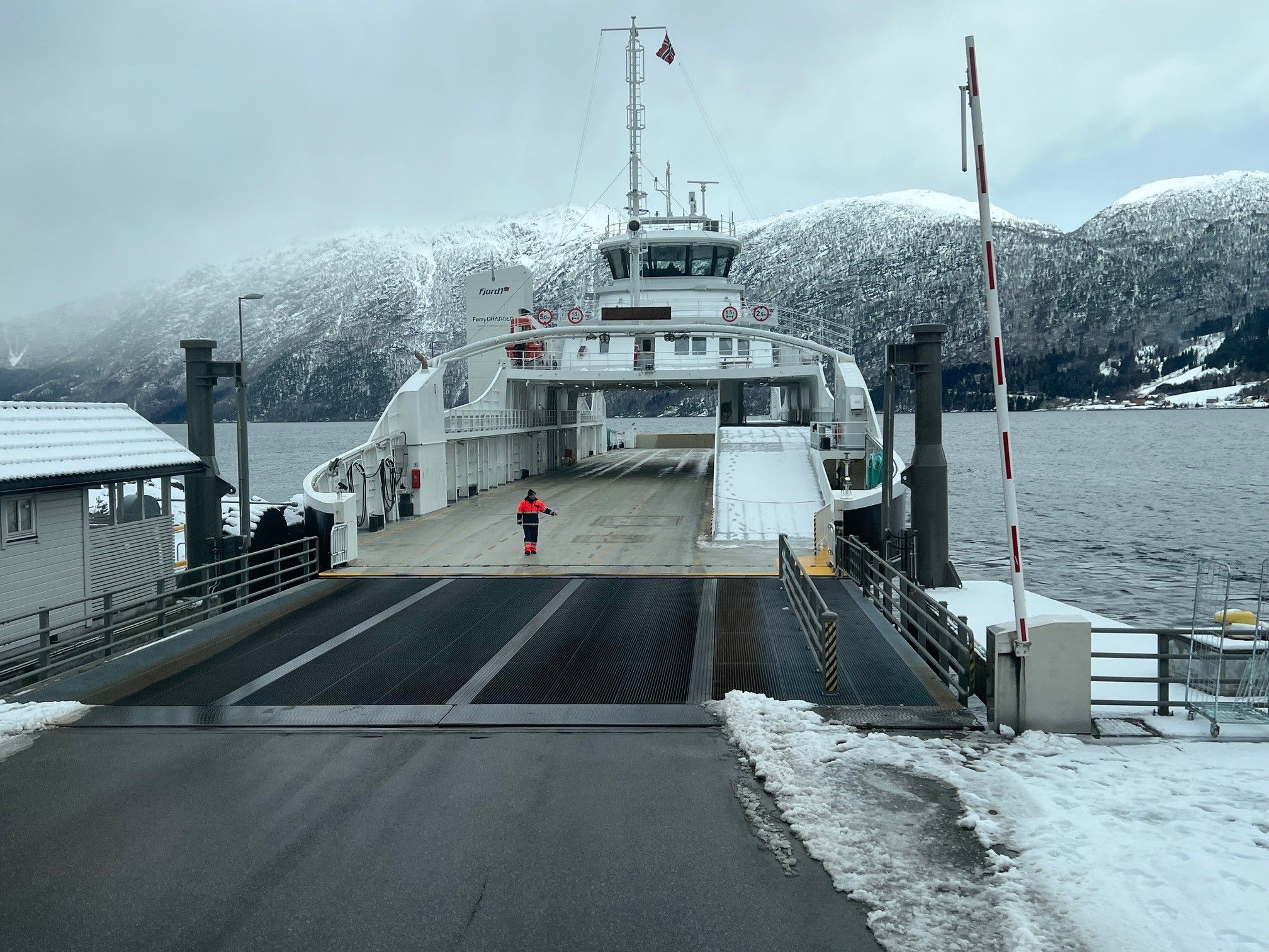 Hadde berre ei ferje i drift på sambandet - fjt.no