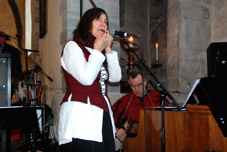 Linnea sang i kor og koste seg da kirka hennes fylte år