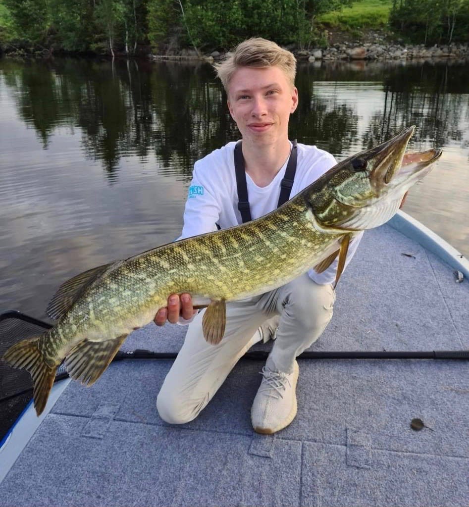 Sivert fikk sin første fiskestang som nyfødt. Her kommer han med sin ...