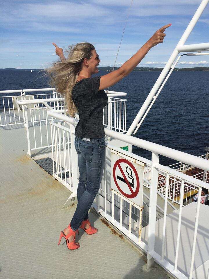 Torunn satte seg på flyet og lot Facebook ordne resten - varden.no