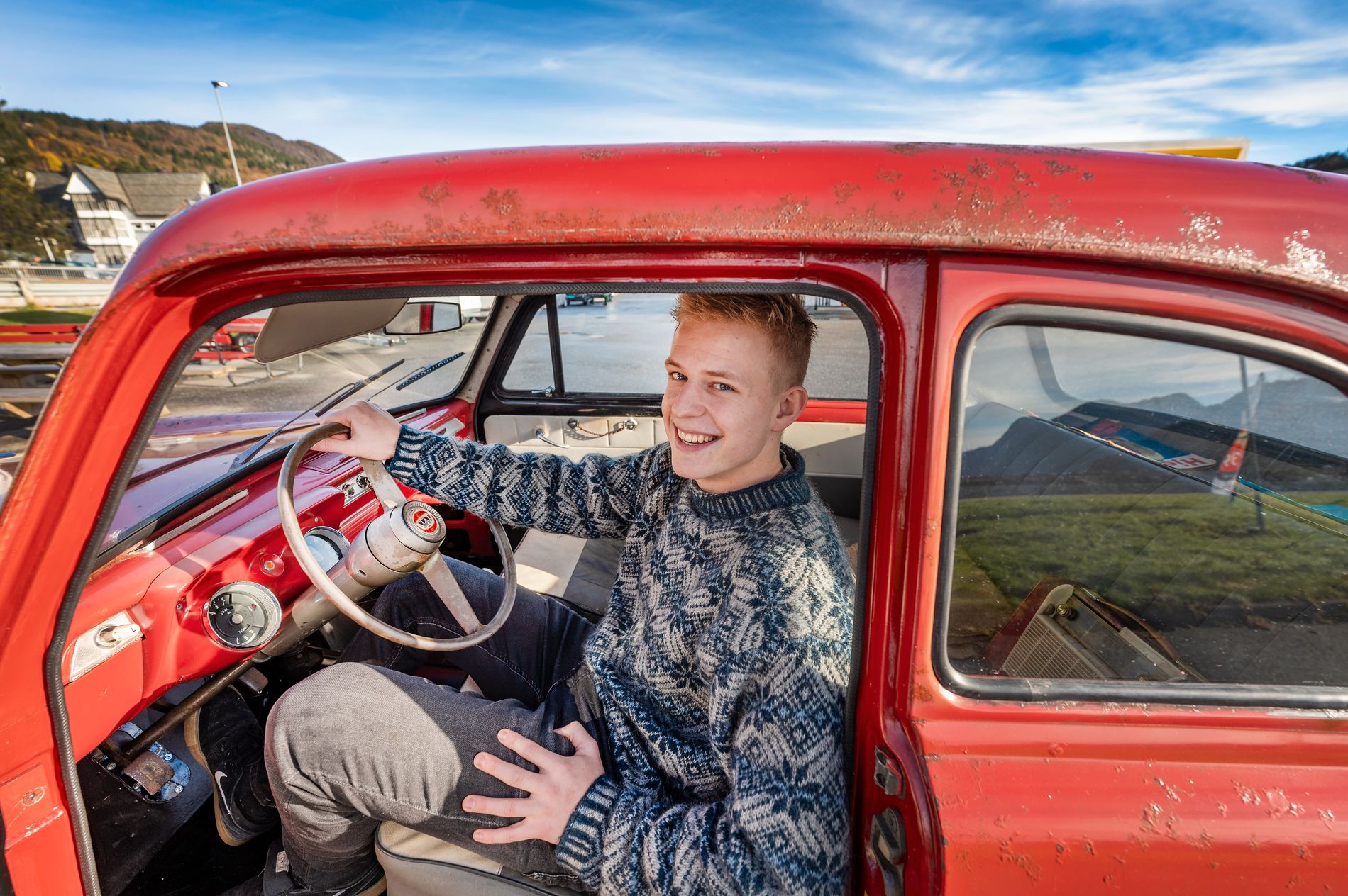 Sivert Stavdal (20) frå Ørskog gir nytt liv til gamle bilar - smp.no Sivert Stavdal (20) frå Ørskog gir nytt liv til gamle bilar - smp.no