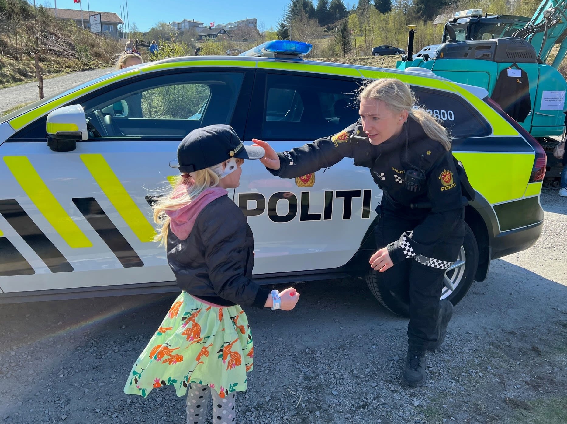 Dette møtet fekk Oda (5) til å bestemme seg raskt: – Eg skal bli politi ...