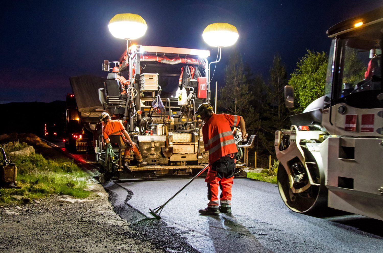 Er ferdig med å lappe asfalten på vegen på øya - fjt.no