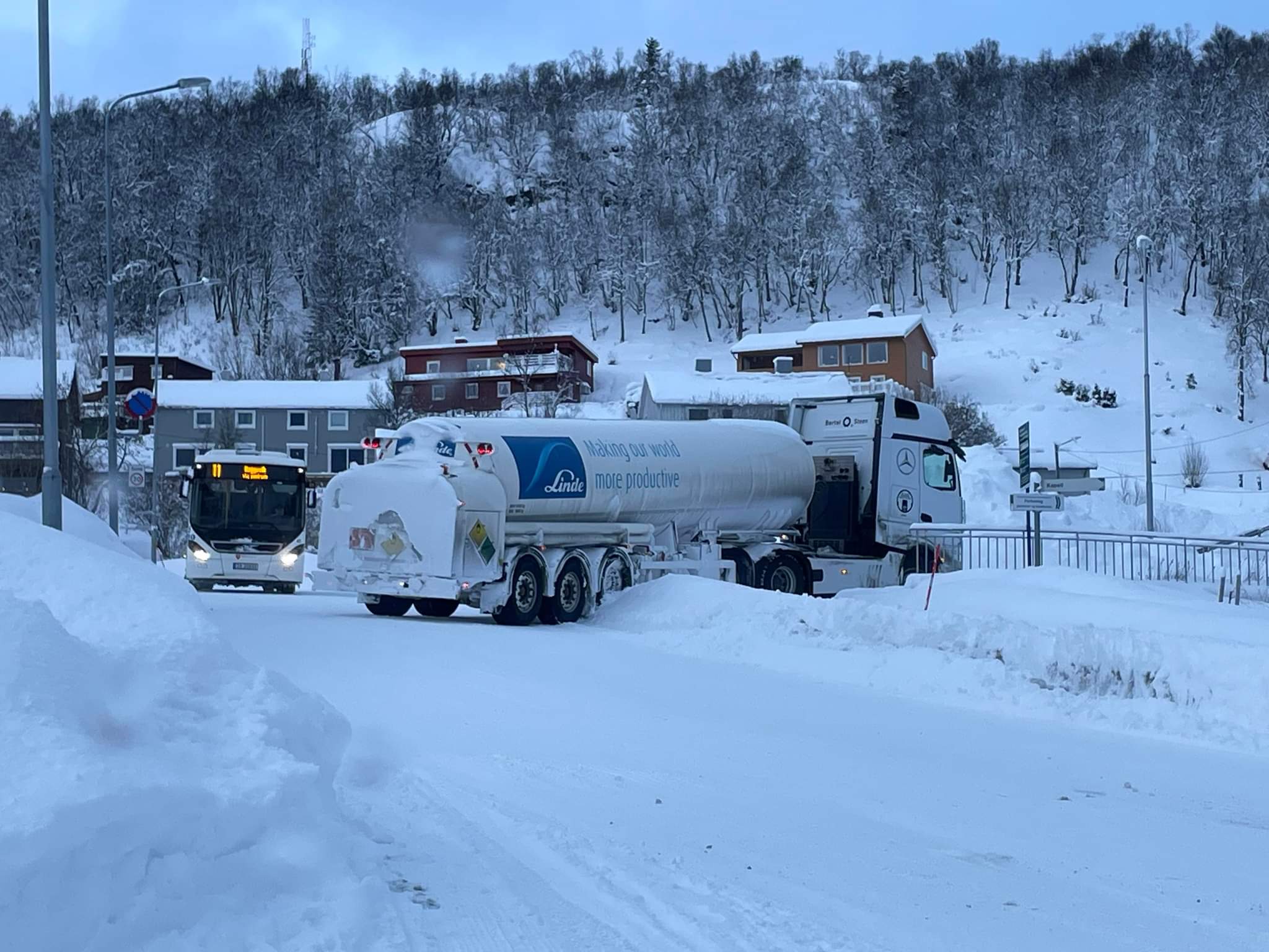 Tankbil sto på tvers ved sykehuset - ht.no