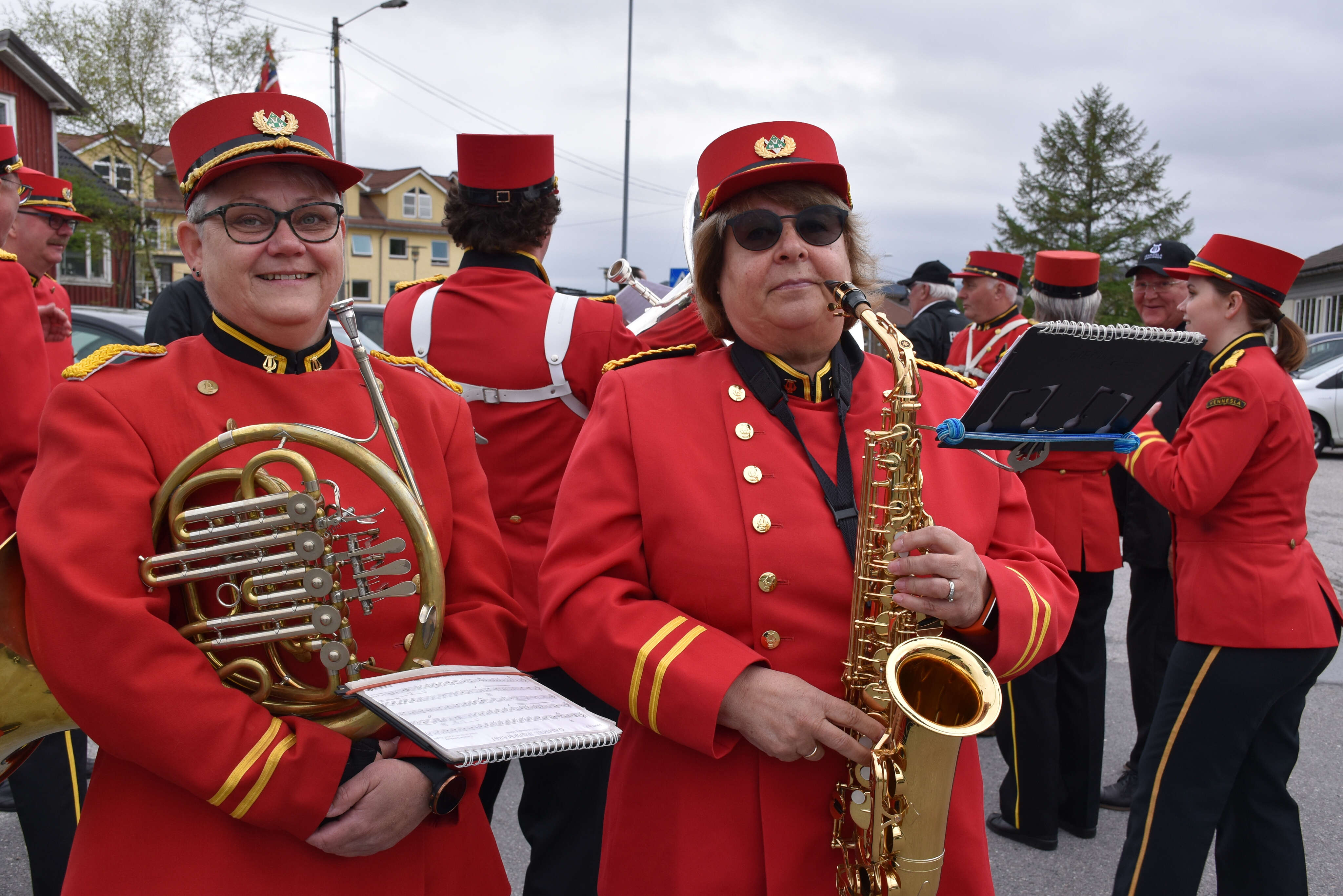 Anne Lill og Vibeke er i gang for å gi oss marsjene vi må ha på 17. mai ...