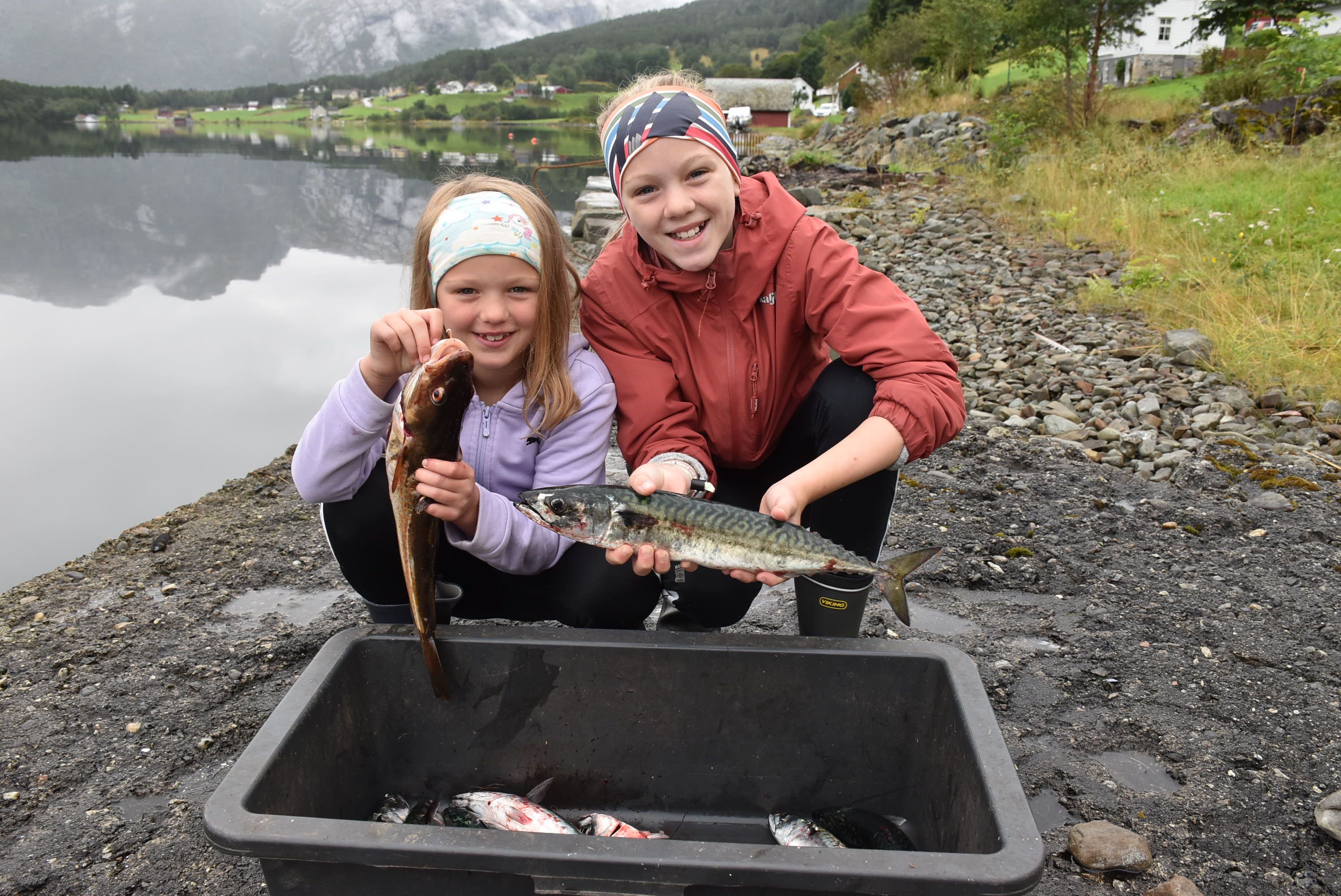Oline og Marie tok bra med fisk i fiske­konkur­ransen - fjt.no