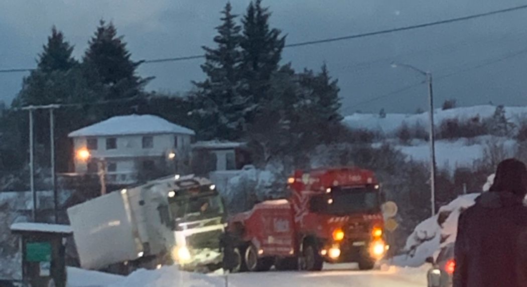 Trailer med problemer på Nordskaget - froya.no Trailer med problemer på Nordskaget - froya.no
