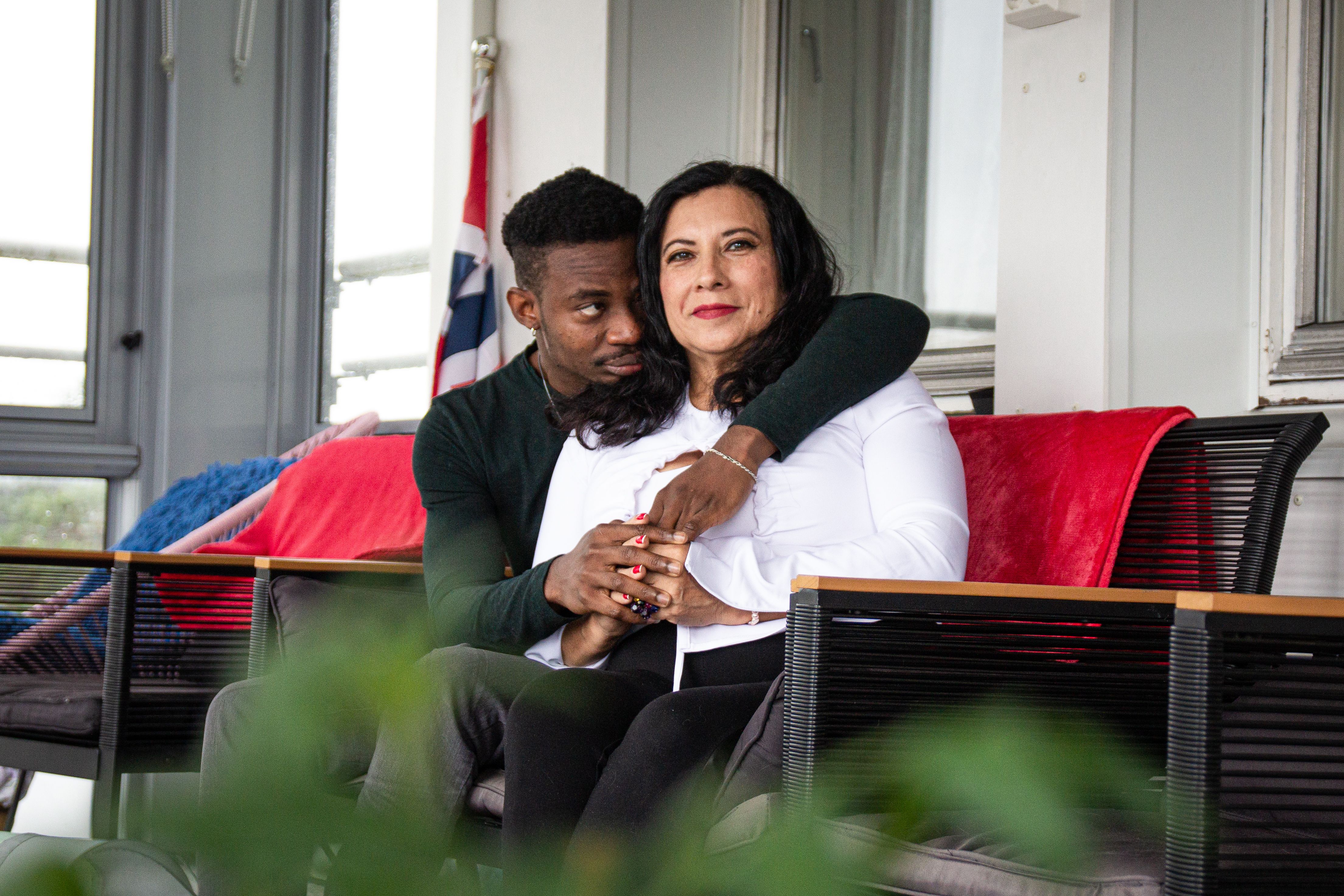 Nosa fra «Grenseløst forelsket» ble kastet ut av landet: – Brutalt - fvn.no