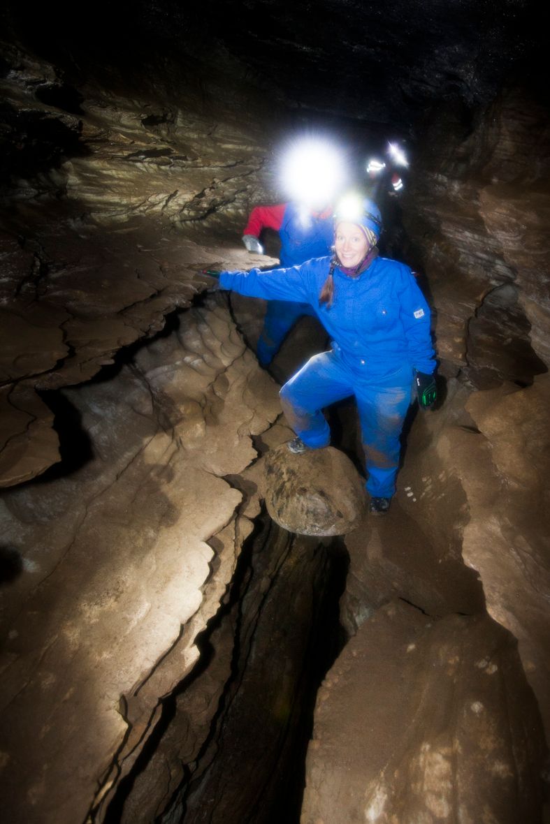 Kvæfjordjente på grottetur - ht.no
